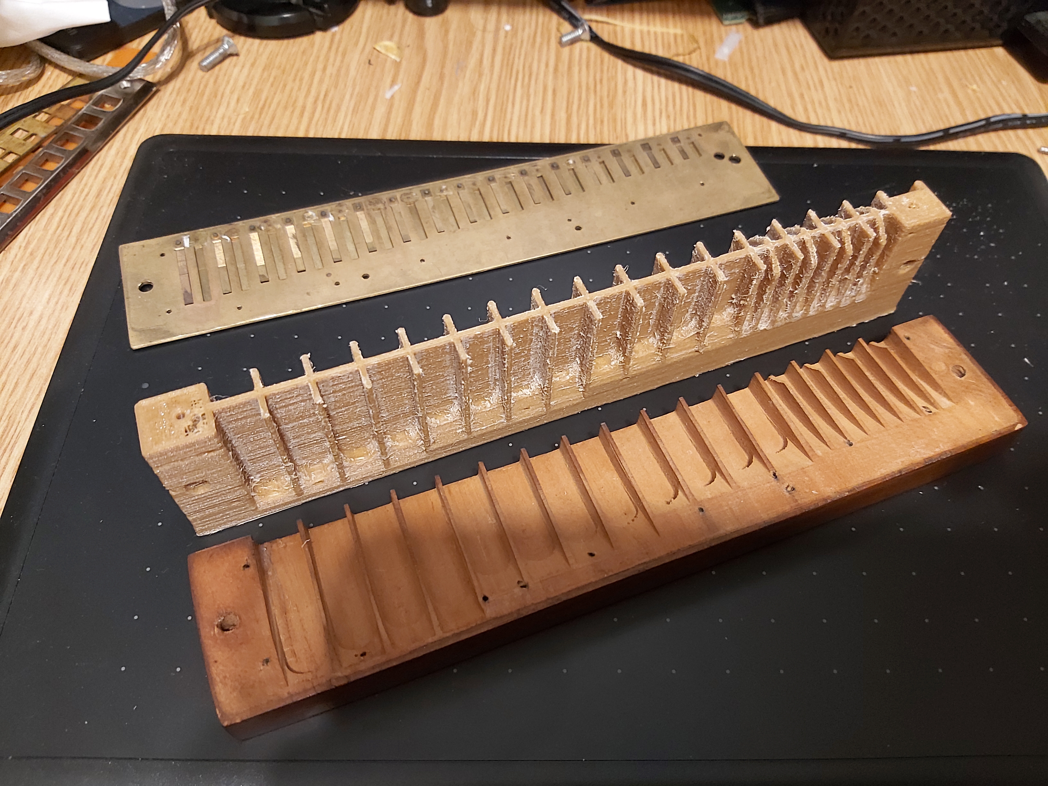 STL file Hohner Bandmaster 16 hole chromatic harmonica comb 🕳️ ・3D ...