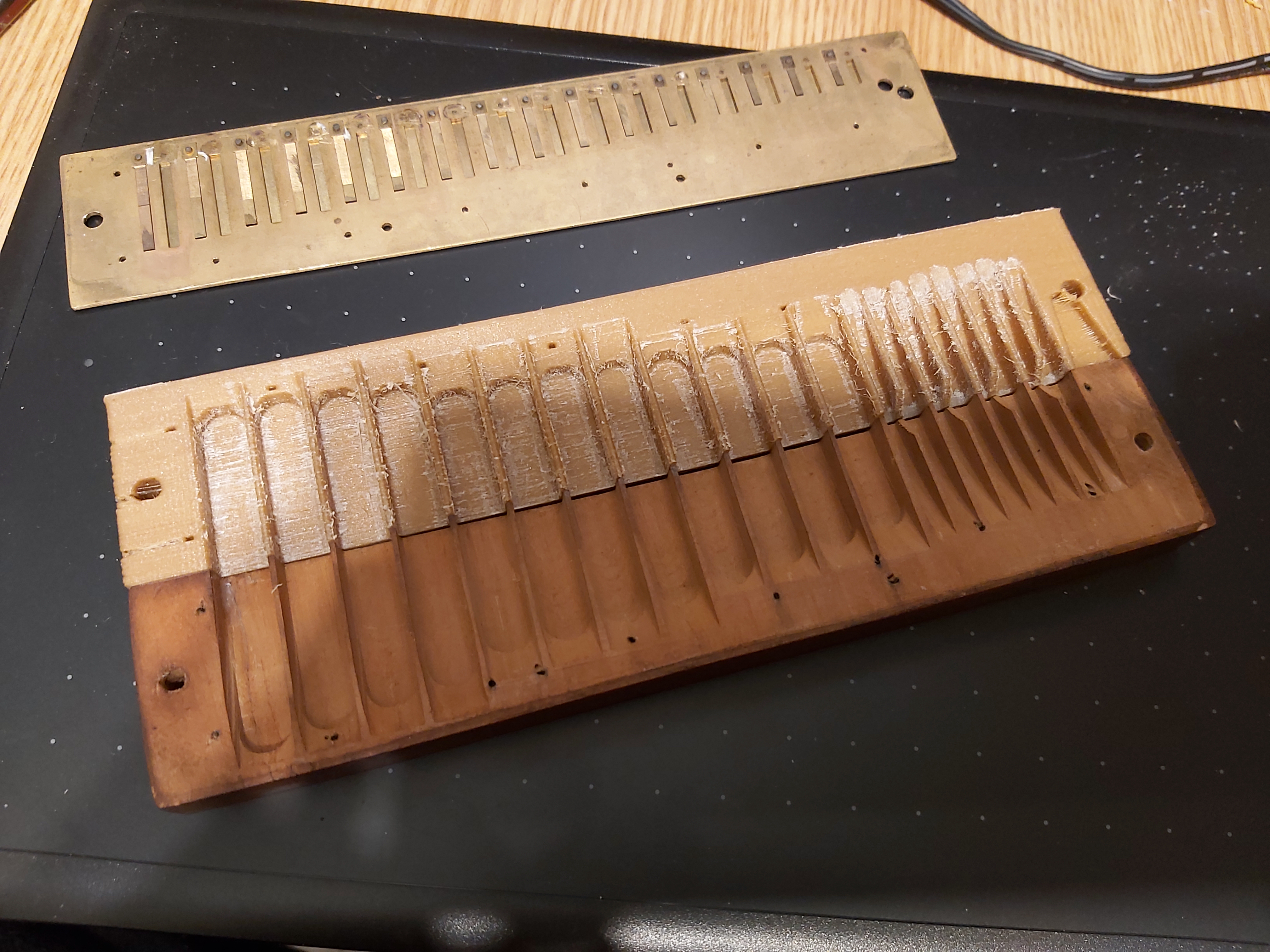 STL file Hohner Bandmaster 16 hole chromatic harmonica comb 🕳️ ・3D ...