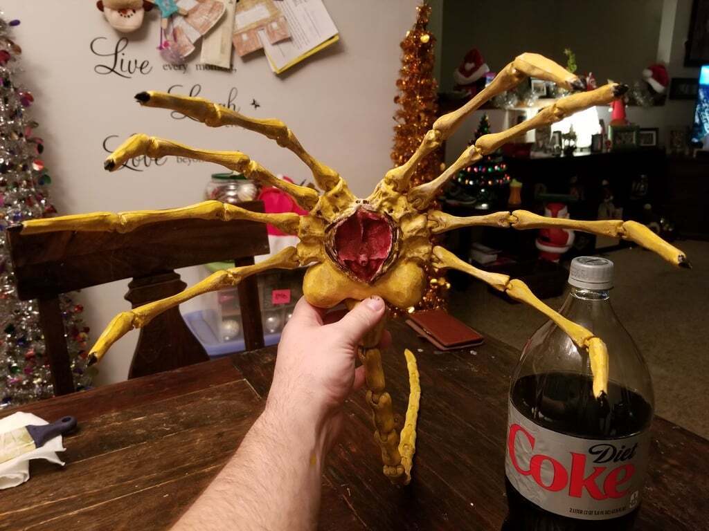 3D printing Agisis Ultimate Alien Face Hugger (40in x 23in - LIFE SIZE ...