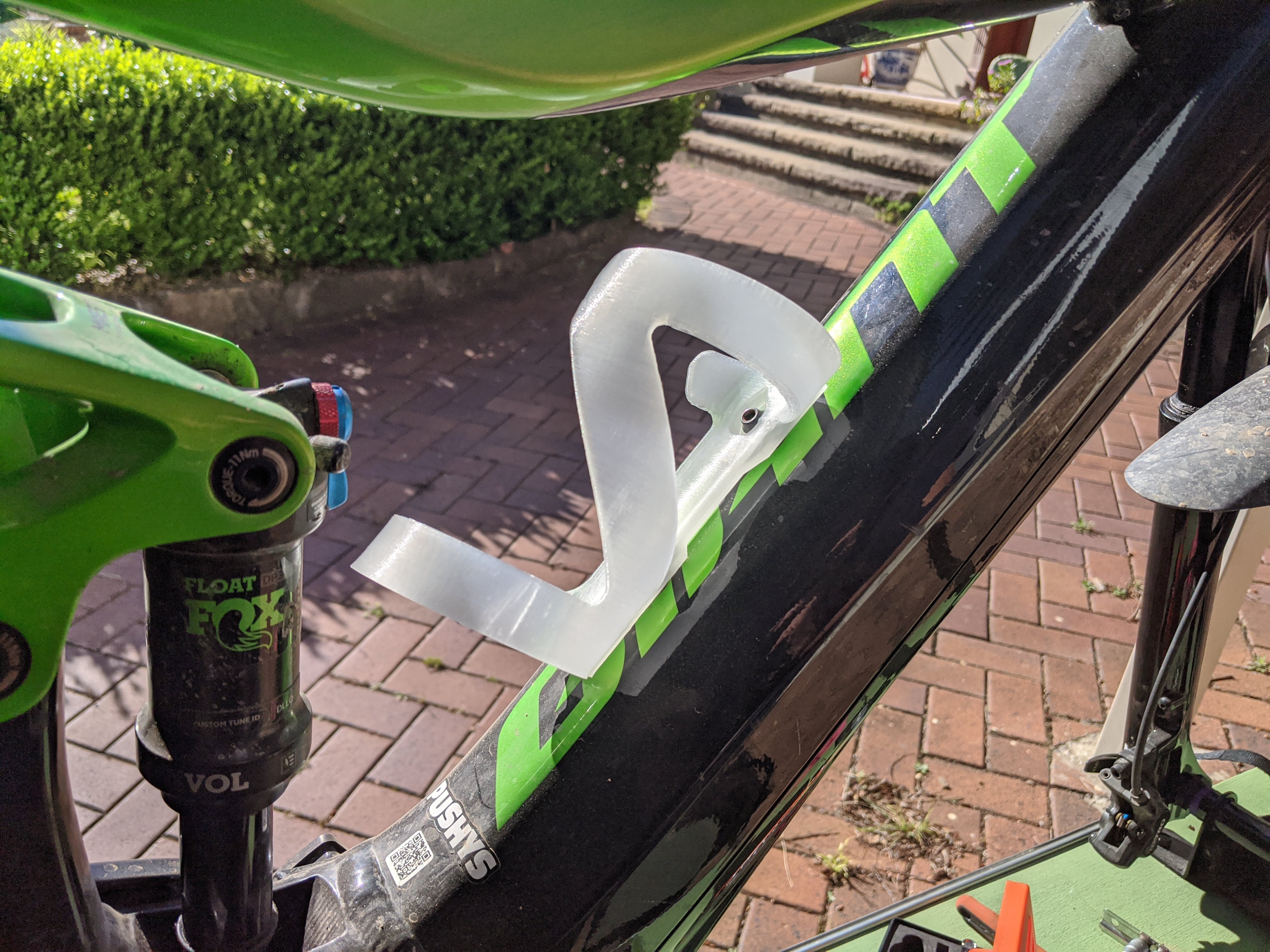 🍾 Side Load Bottle Cage - Slanted・ STL File for ・Cults