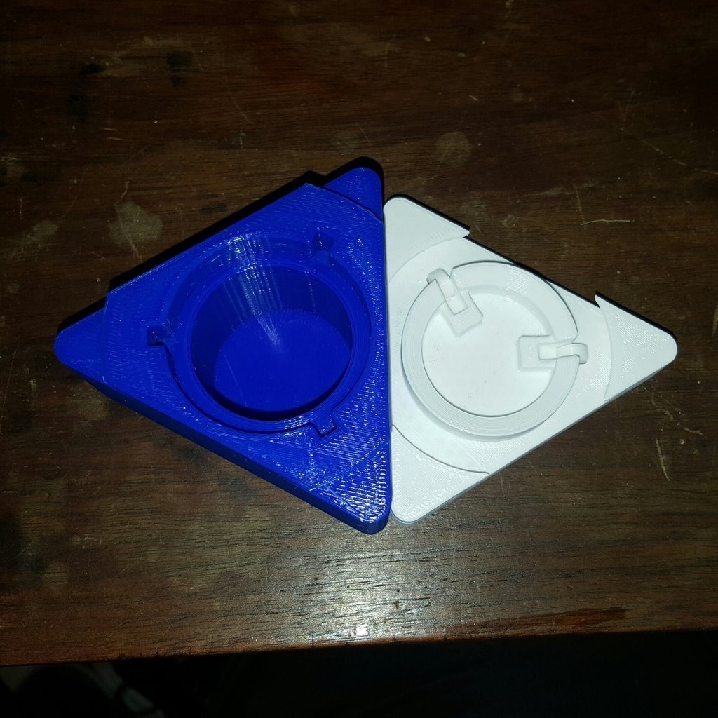 3D printable Locked Dovetail Triangle Gift Box・Cults