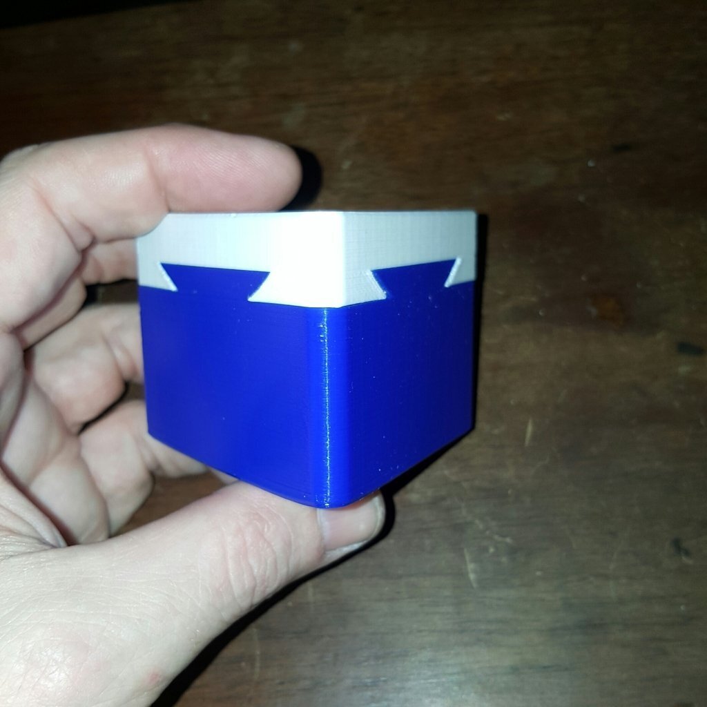 3D printable Locked Dovetail Triangle Gift Box・Cults