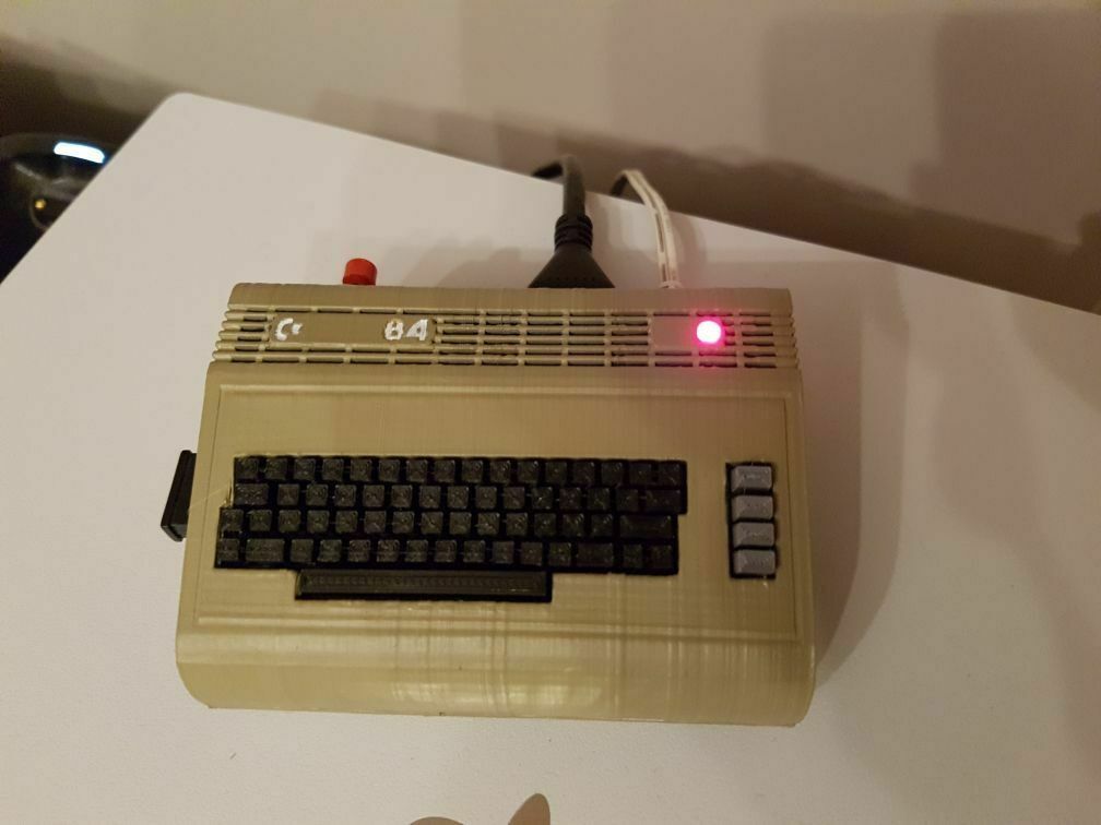 免费 STL 文件 V2.0 Mini Commodore C64 Raspberry Pi 3 and PI 4 Case 🕹️ ・可下载模型和 3D 打印・Cults