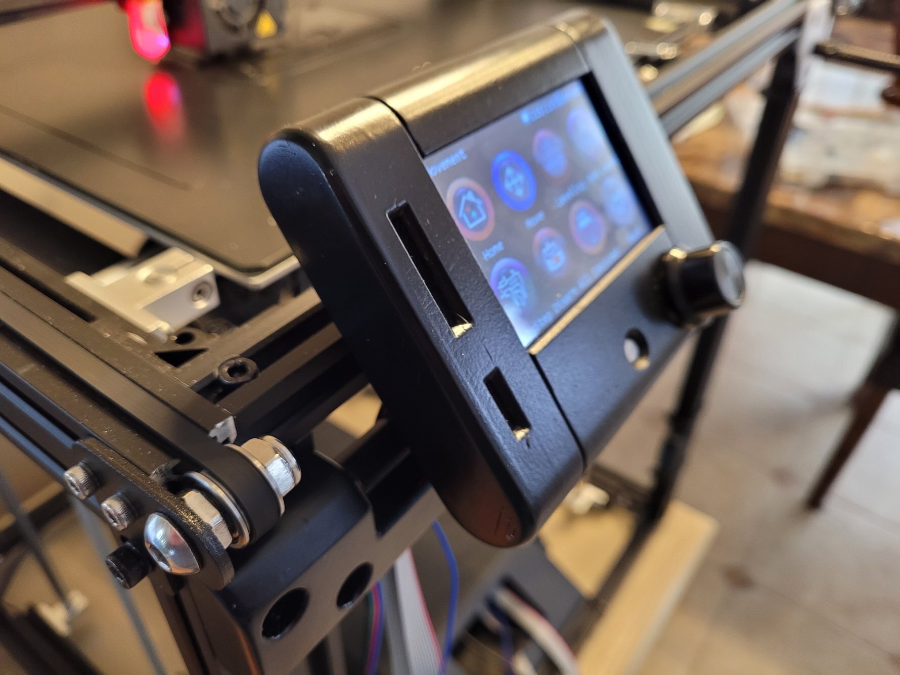 3D printing Slim Pivoting Display Housing for the Ender 3 & 5・Cults