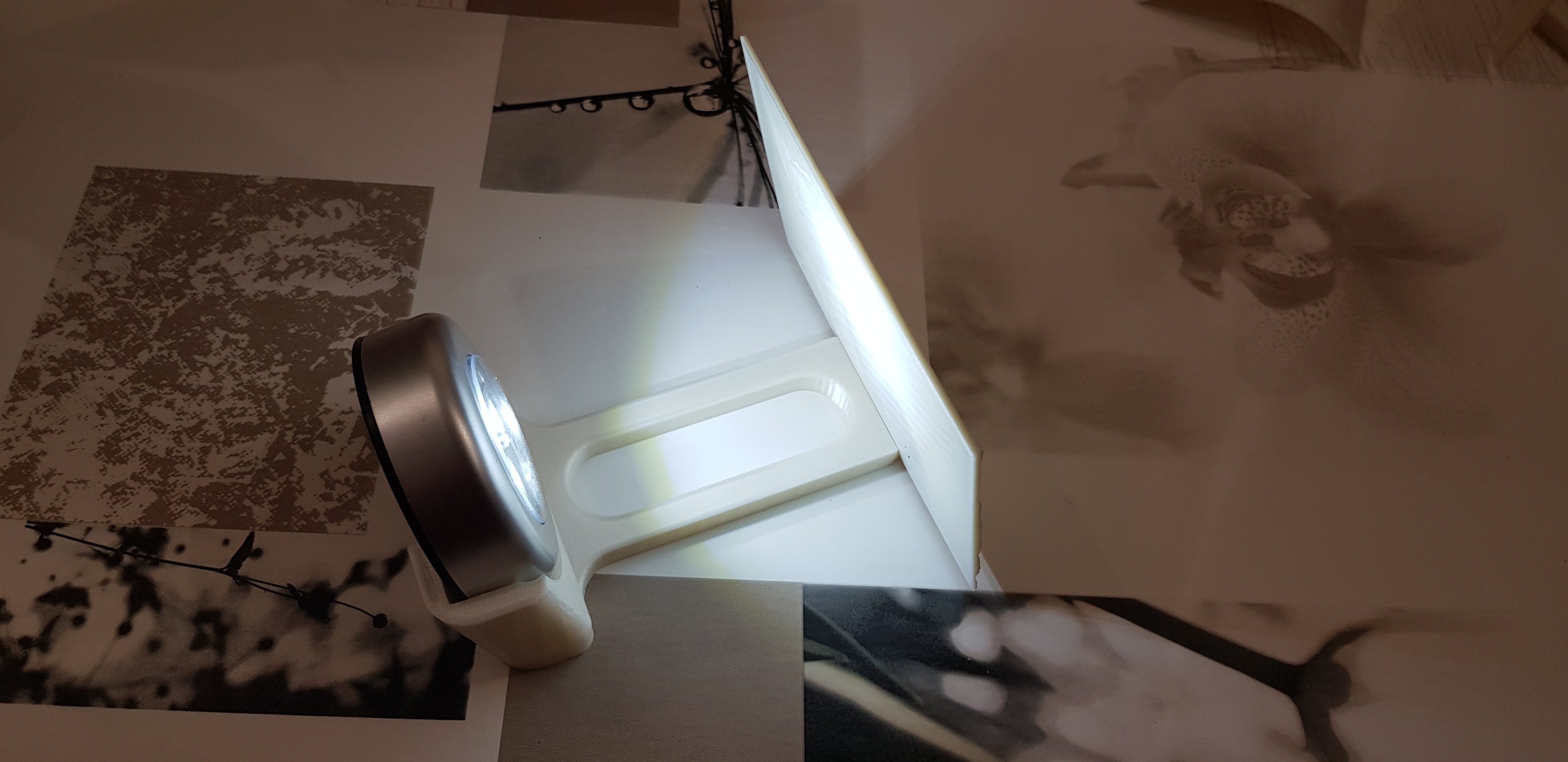 Free STL file Photo holder with spotlight 📱・3D printable object to ...