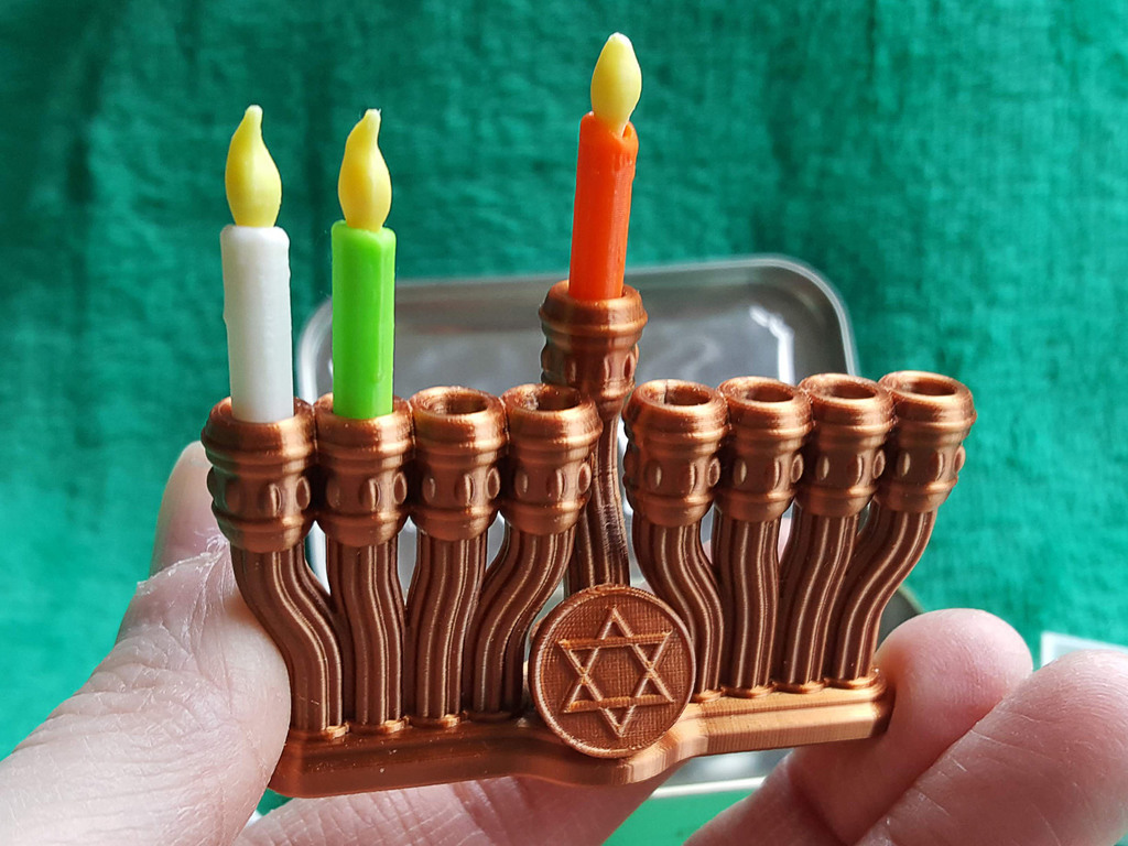 🕎 Micro Pocket Menorah and Toy Candles (Altoids Ready)・Free 3D File for ・Cults