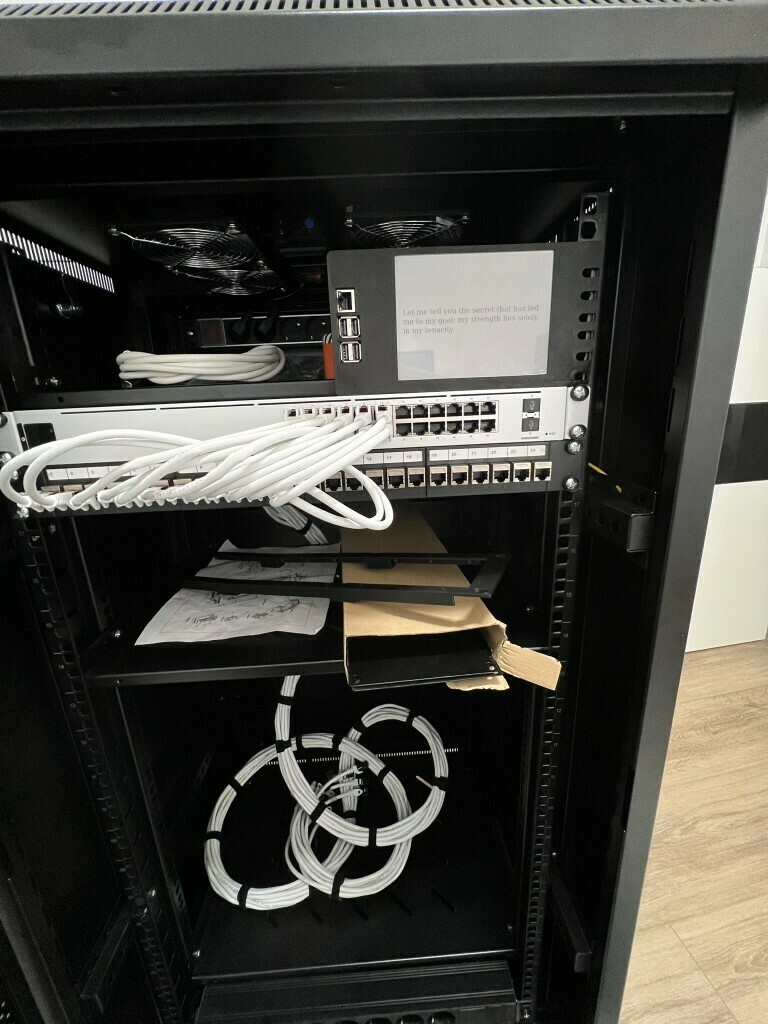 Free 3D file 5.83 inch Waveshare E-Ink & Raspberry Pi 3b+ mount for 19 ...