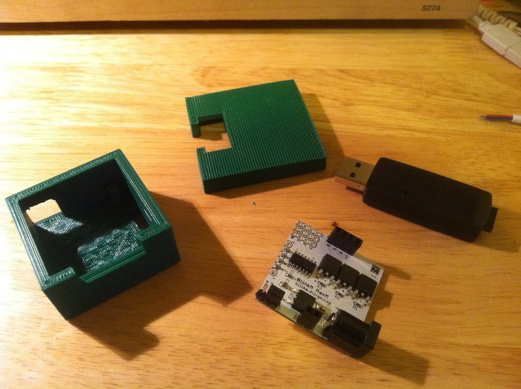Free STL file Enclosure for BlinkM MaxM Controller Board 👽 ・3D printer model to download・Cults