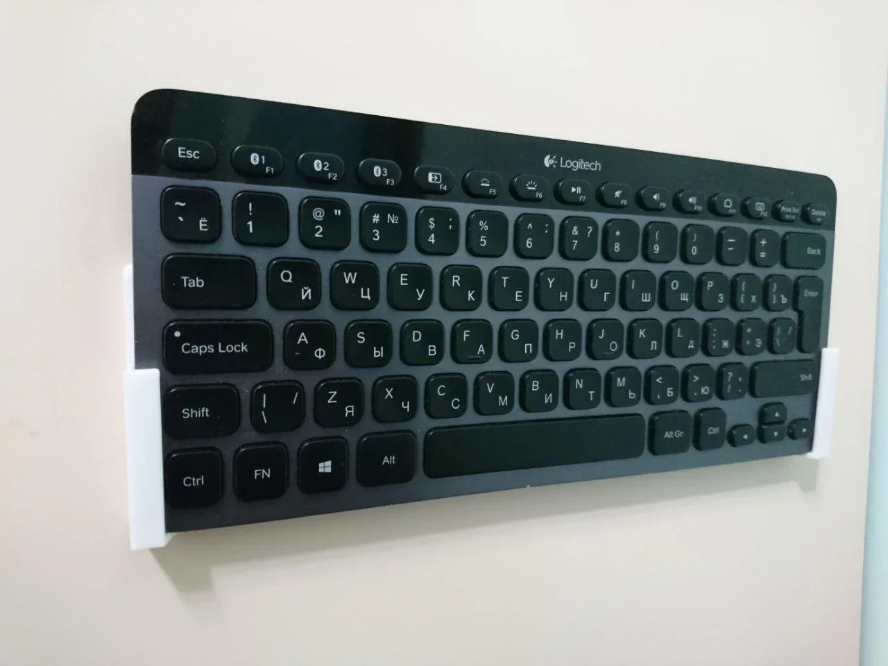 Free STL file Logitech K810 keyboard wall mount ⌨️・Model to download ...
