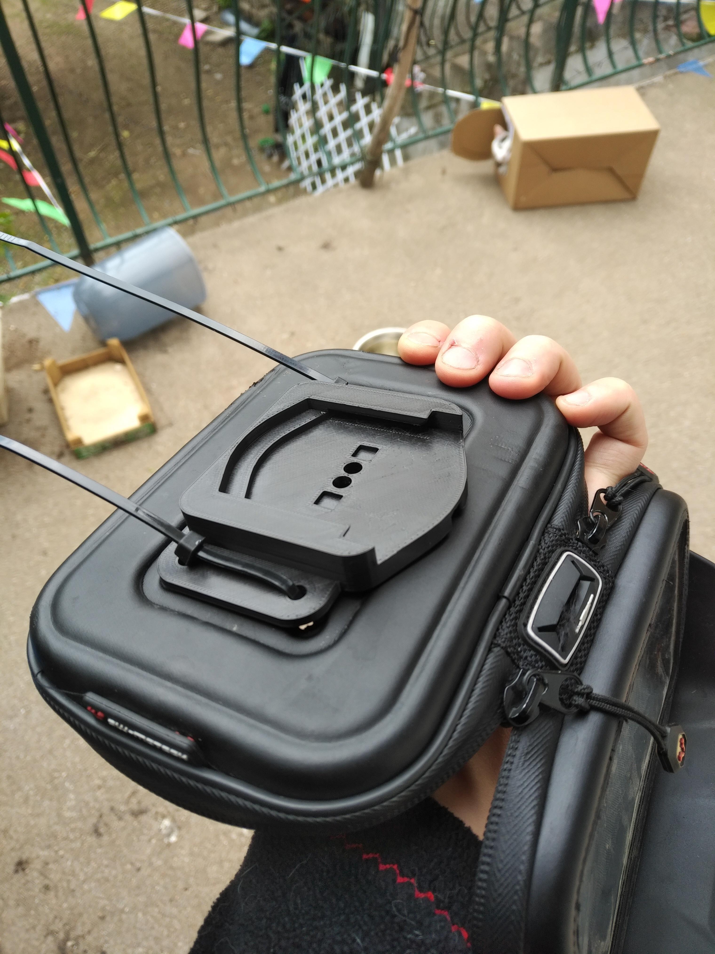 3D printed TomTom Rider Bag Mount USB charger・Cults