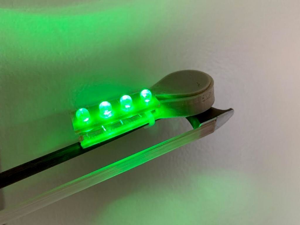 Archivo STL gratis 4x soporte para LED con 2x caja de baterías CR2032 🎲 ...