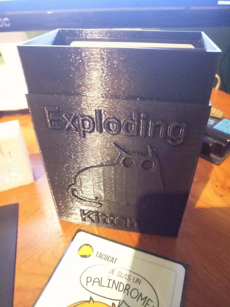 🤯 Caja de cartas de Exploding Kittens con tarjeta de protección・Archivo ...