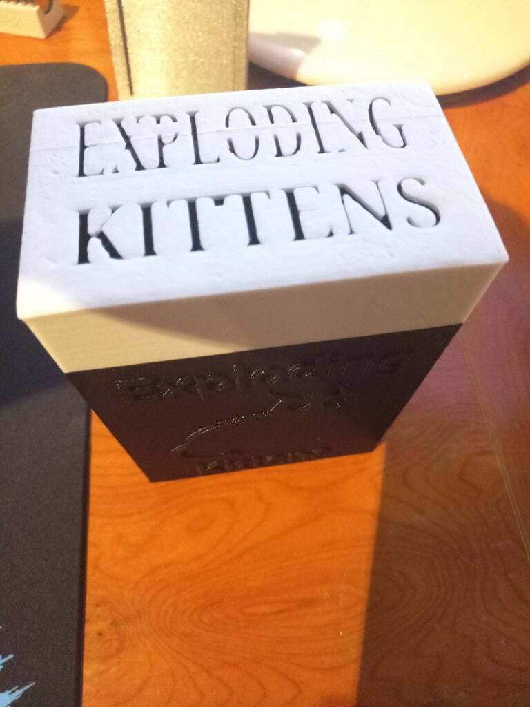 🤯 Caja de cartas de Exploding Kittens con tarjeta de protección・Archivo ...