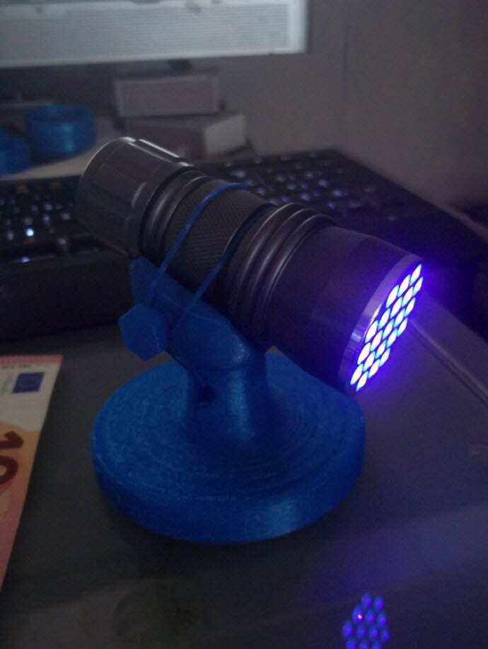 3D print Universal 3D-printable flashlight stand・Cults