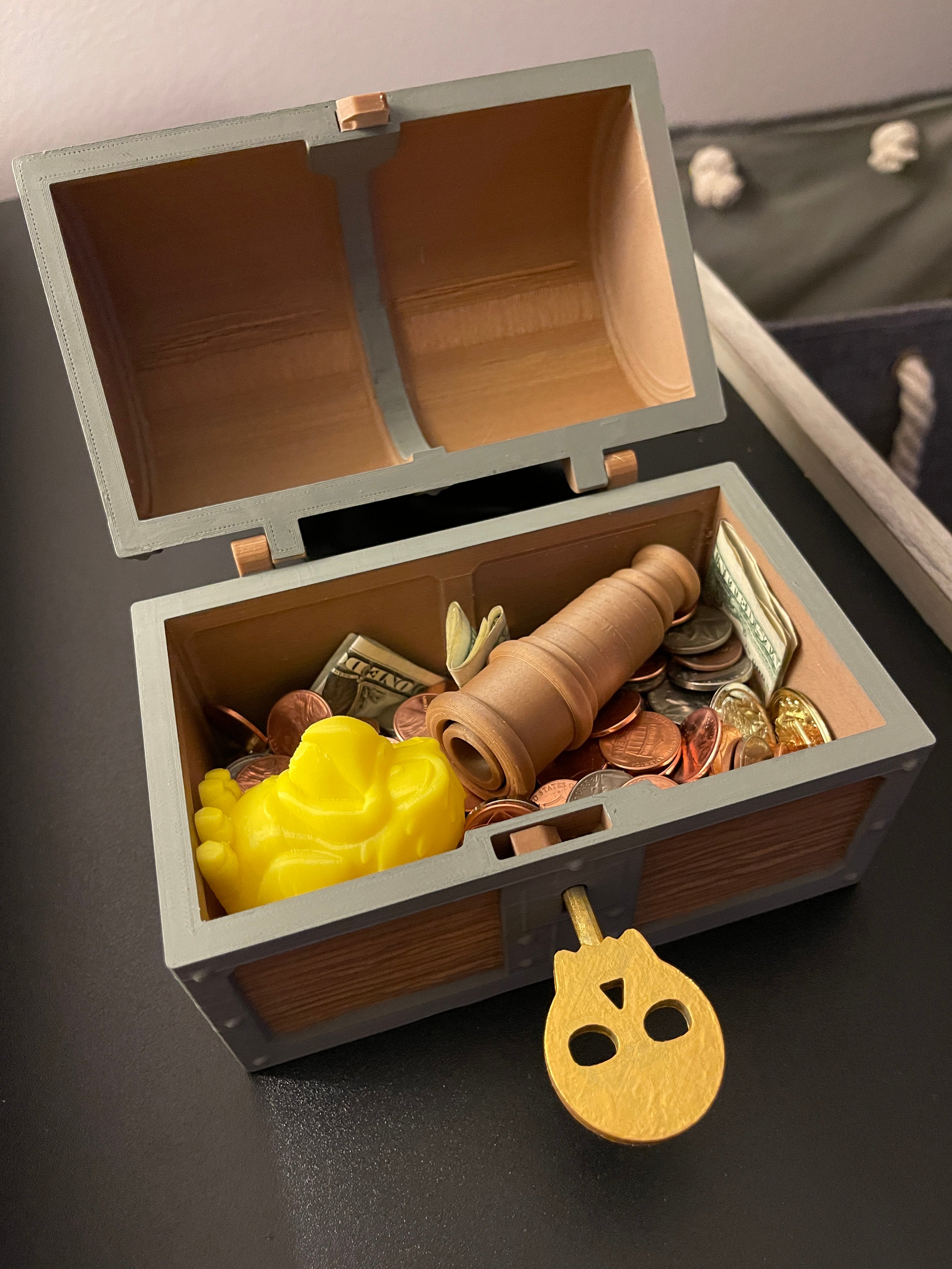 3D printed Hinged Chest with Working Lock and Wood Texture・Cults