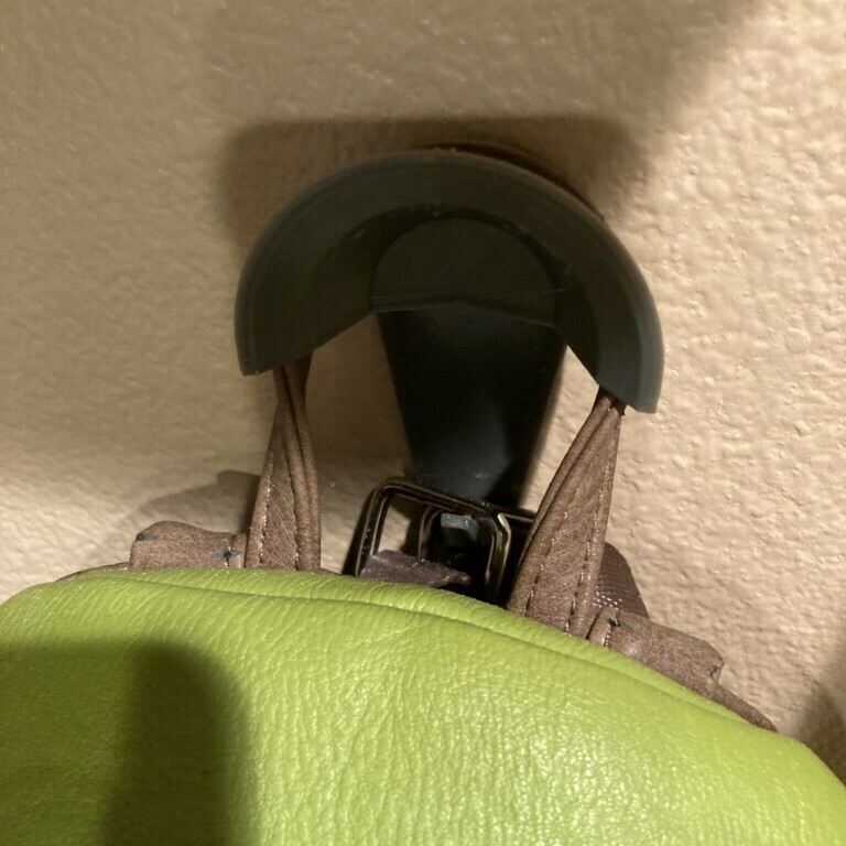 🎒 Loungefly Backpack display hook・Free 3D File for ・Cults