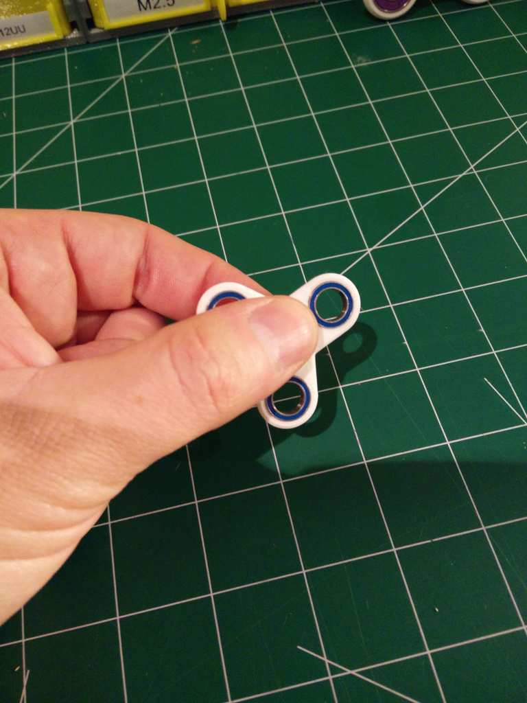 Free STL file Tiny Fidget Spinner for Kids 👌 ・3D print model to ...