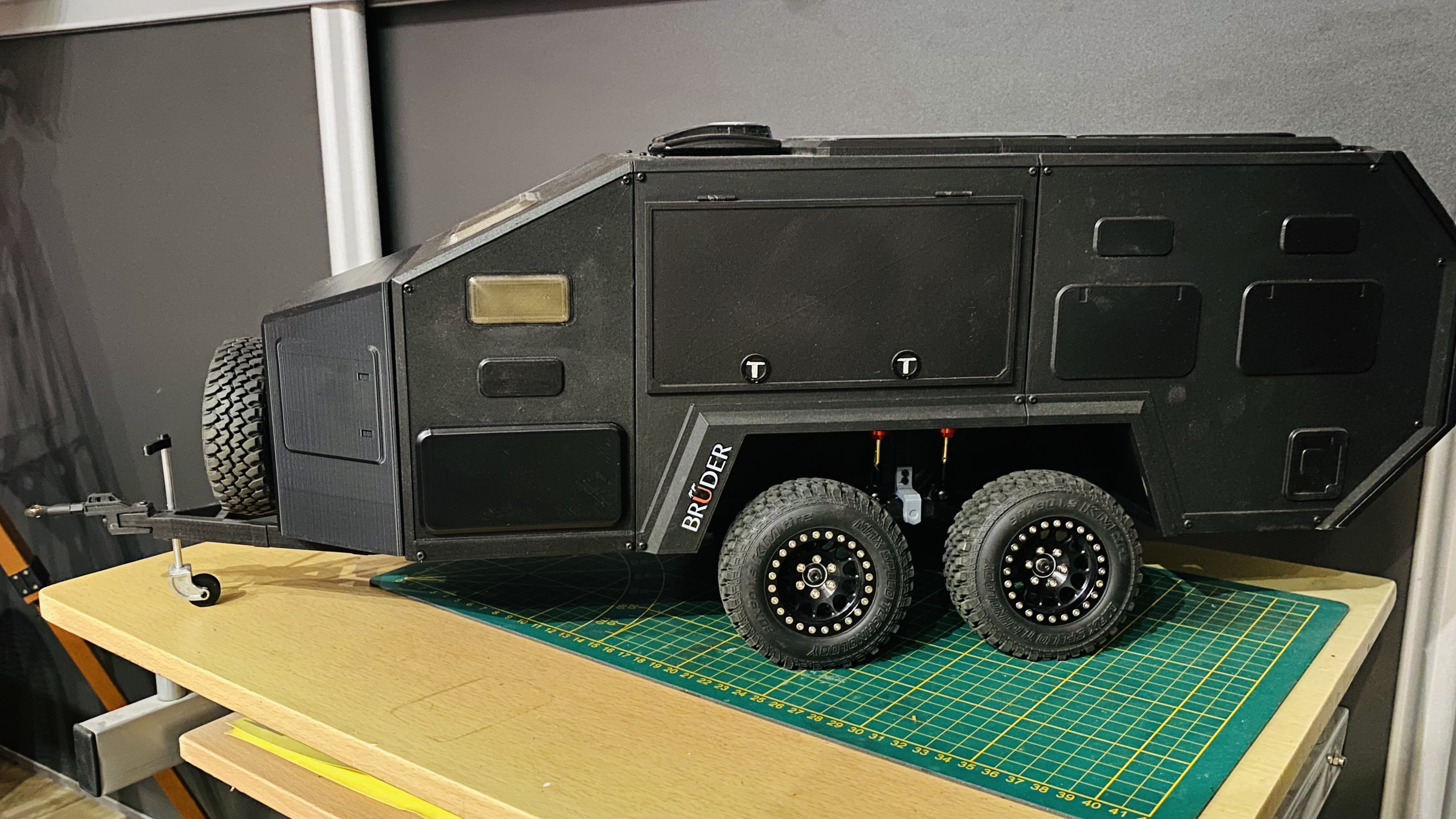 STL file Rc 1/10 scale front box for camper Bruder EXP-6 off-road ...