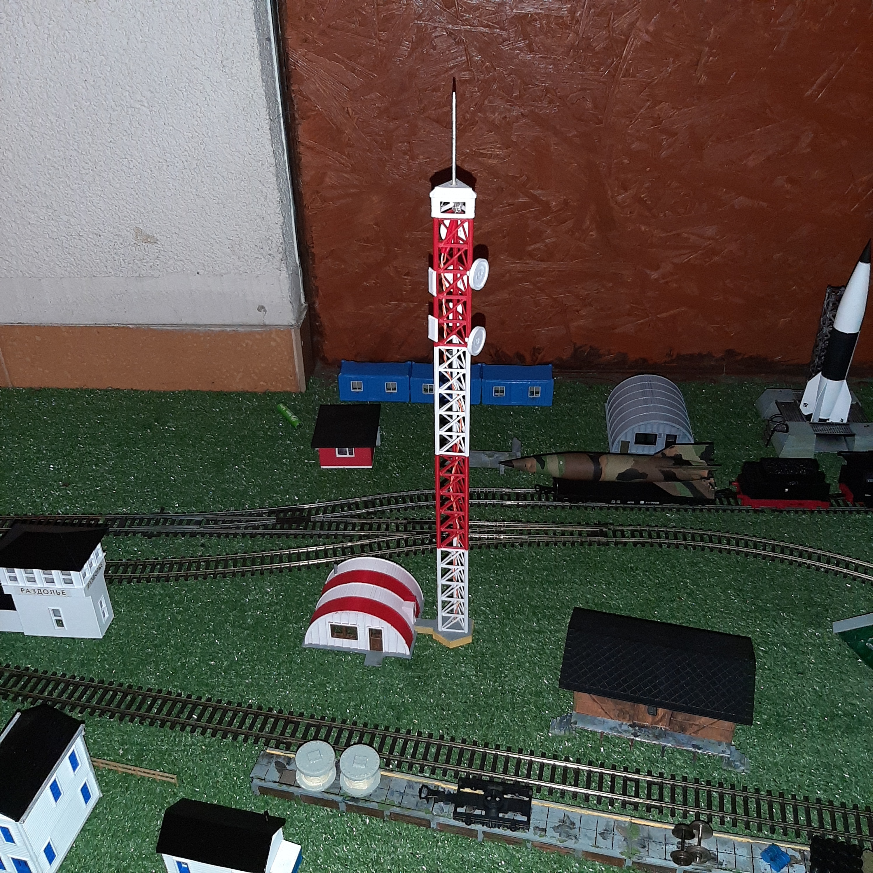 3D print HO Scale Broadcast Tower and Office・Cults