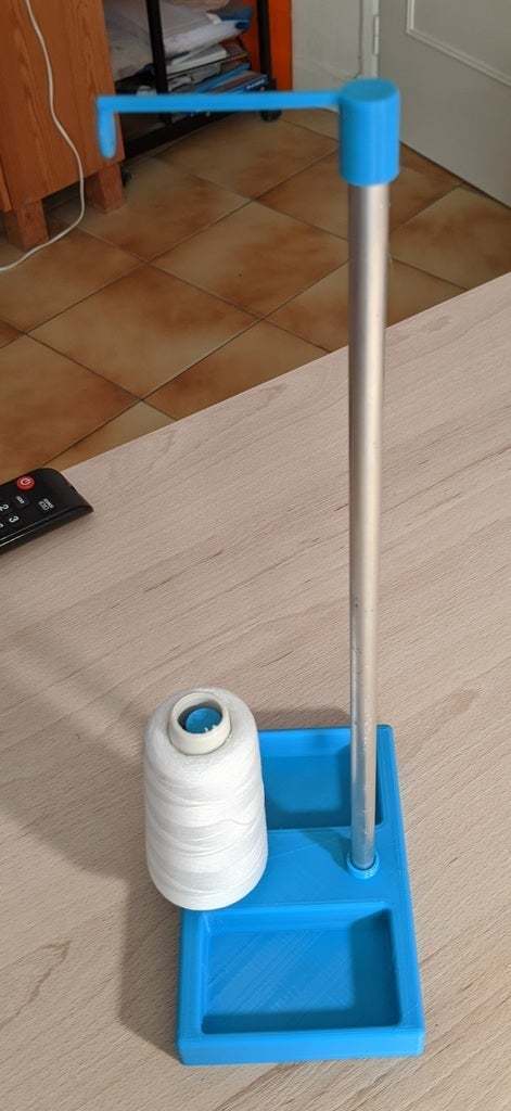 Fichier STL gratuit Porte-bobine de fil à coudre / Sewing thread spool ...