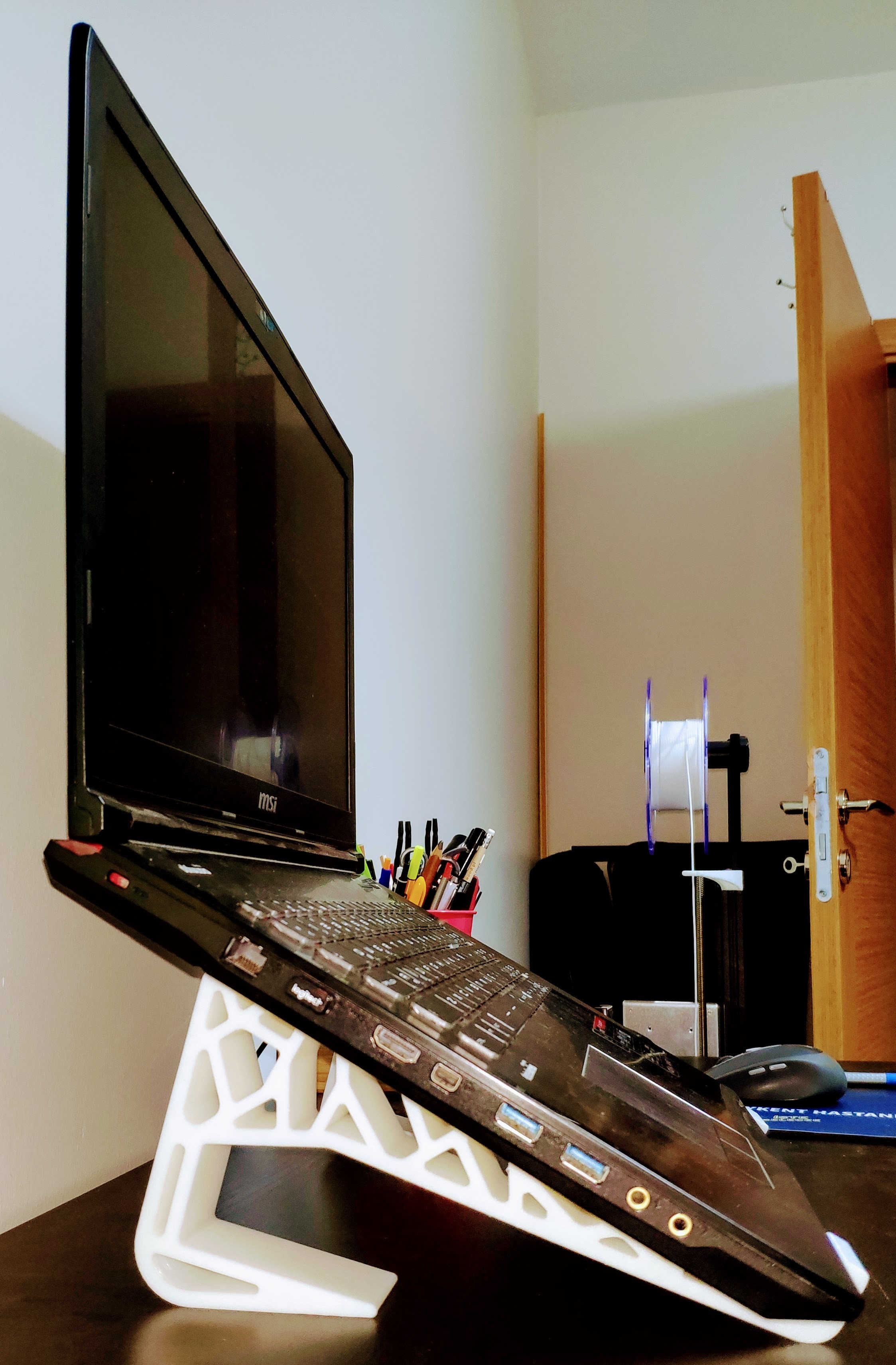 STL file Universal Laptop Stand - Supports 17" Gamings Too 💻・Template ...