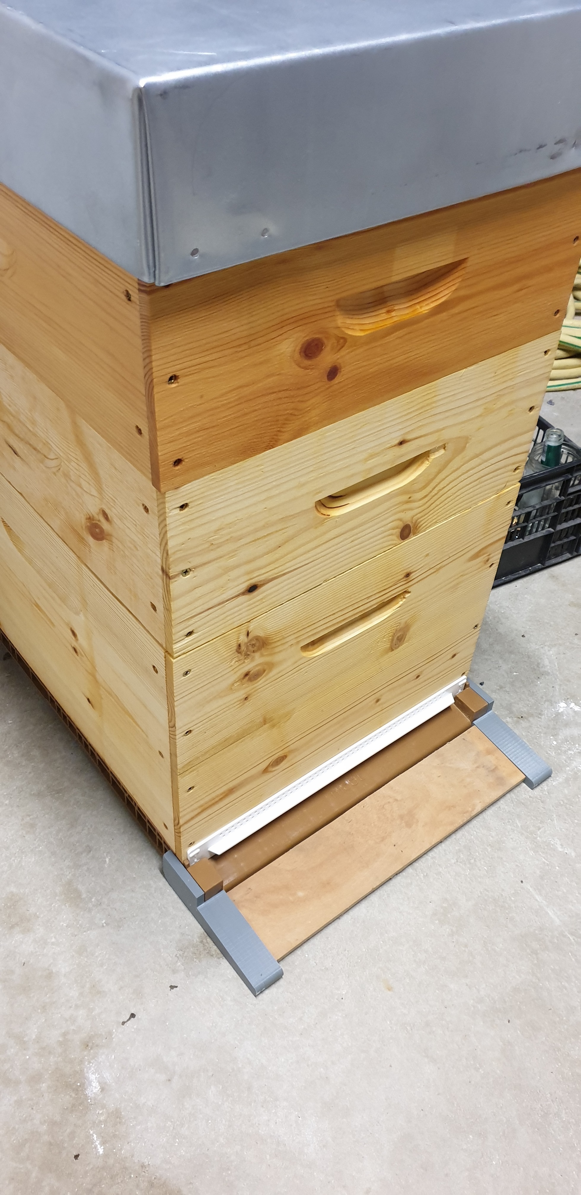 STL file Beehive inlet extension for Nicot base 🐝 ・Model to download ...