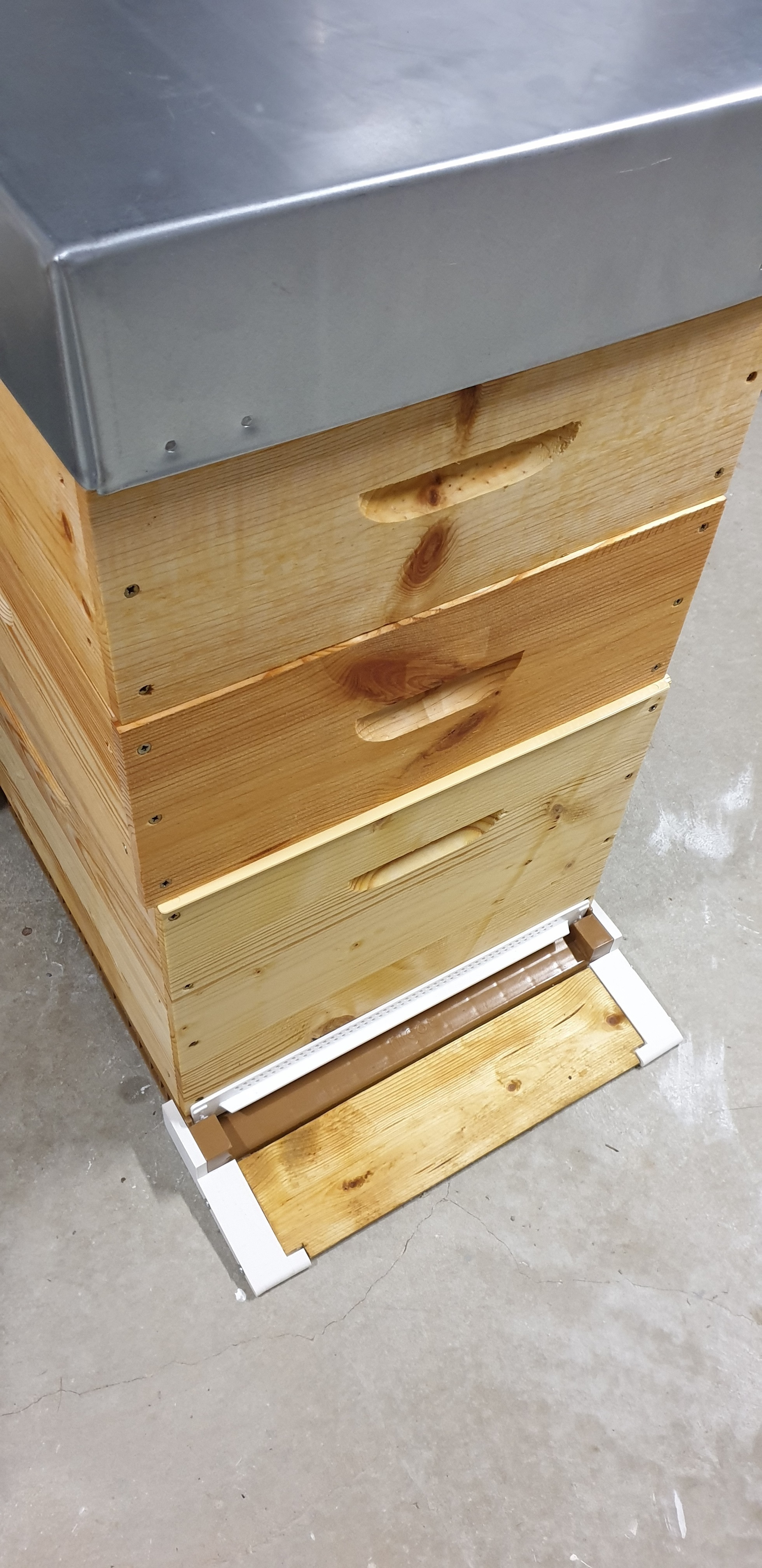 STL file Beehive inlet extension for Nicot base 🐝 ・Model to download ...