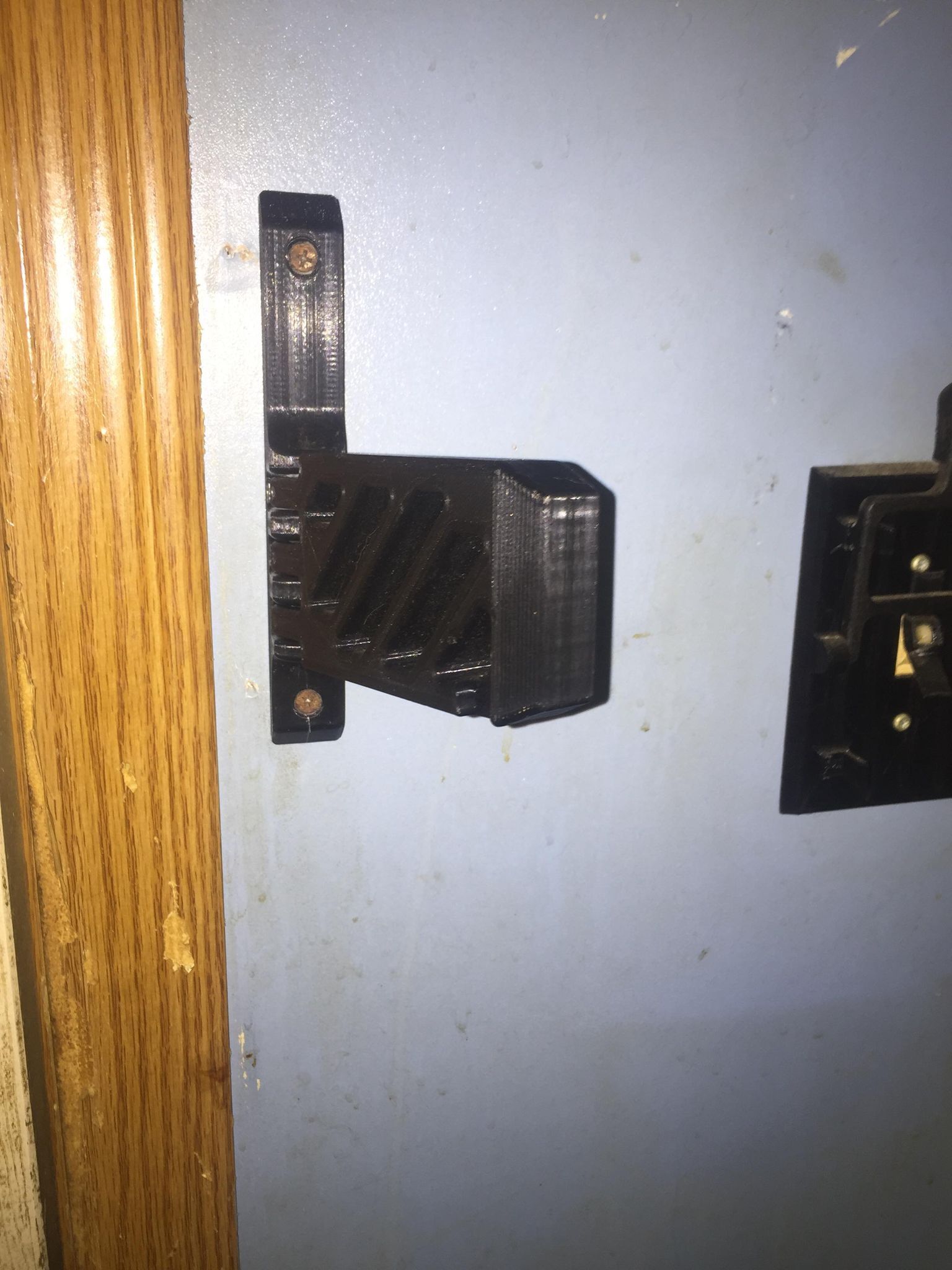 3D printable AR-15 Wall Mount with Hinge V2 (parts pre-assembled)・Cults