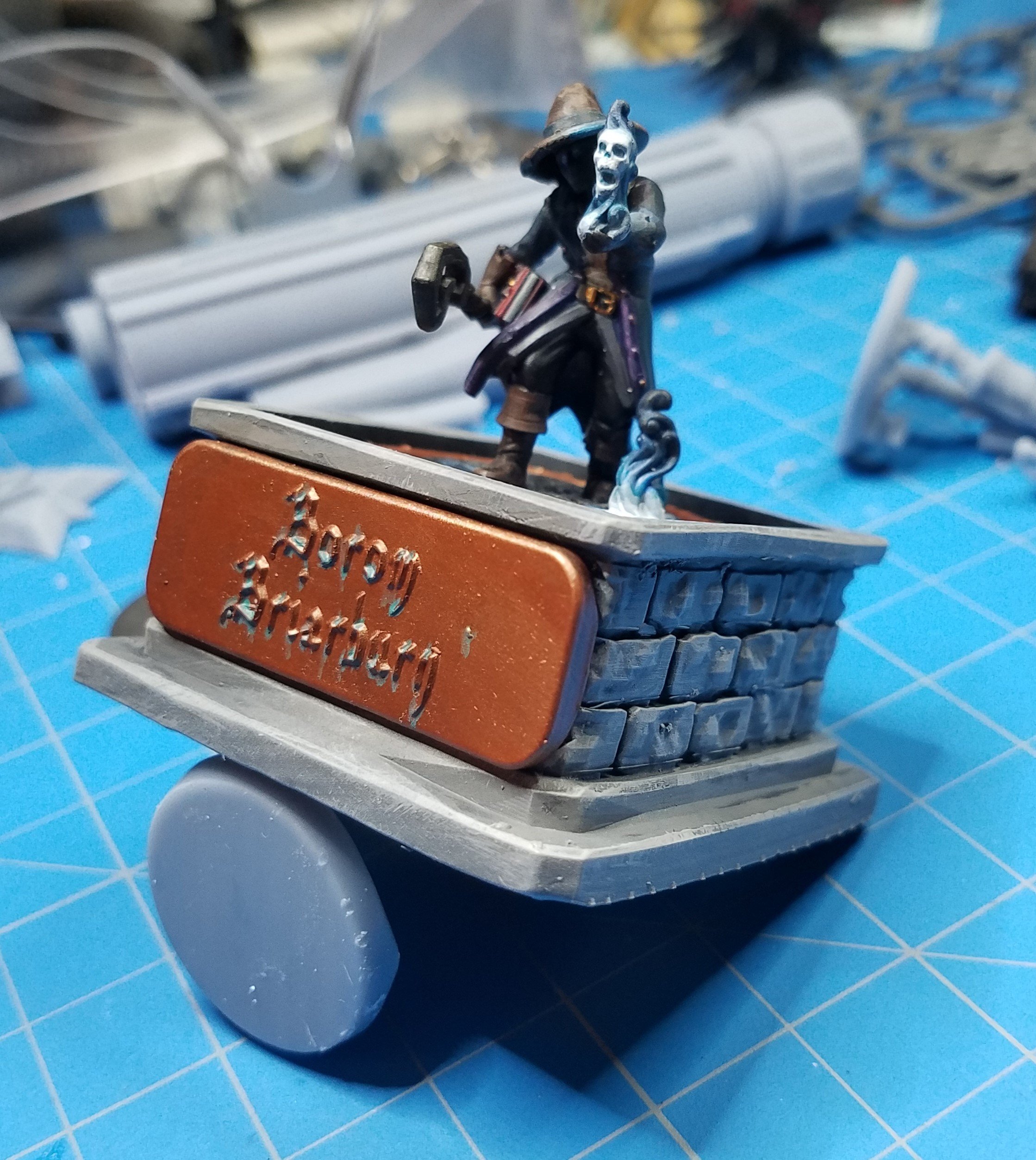 3D printable 28mm mini plinth remix; featuring name plates・Cults