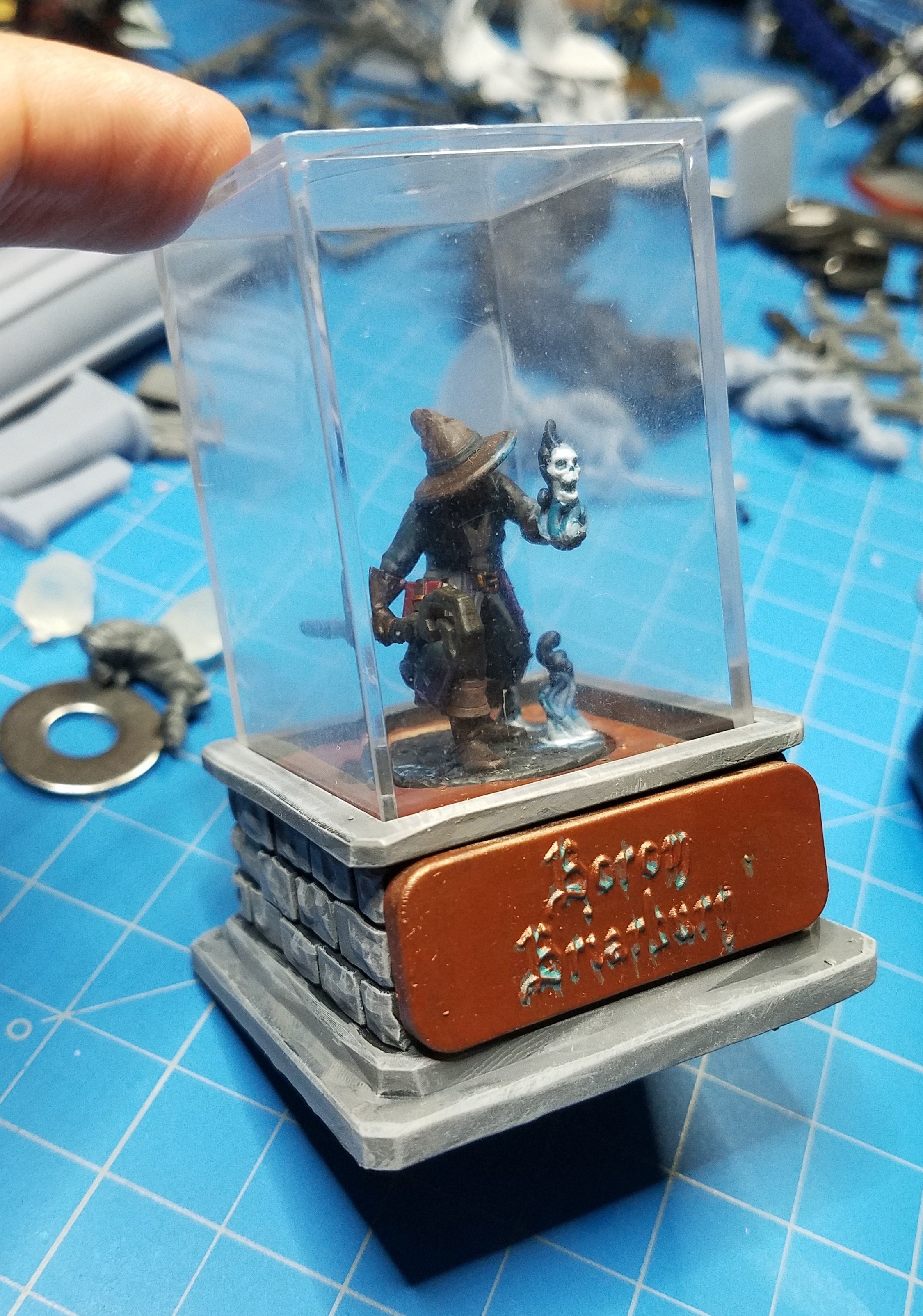 3D printable 28mm mini plinth remix; featuring name plates・Cults