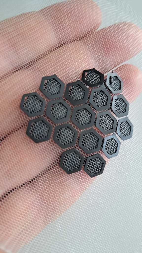 👗 SpikeyMesh - 3D printing with embedded fabric mesh・Free 3D File for ...