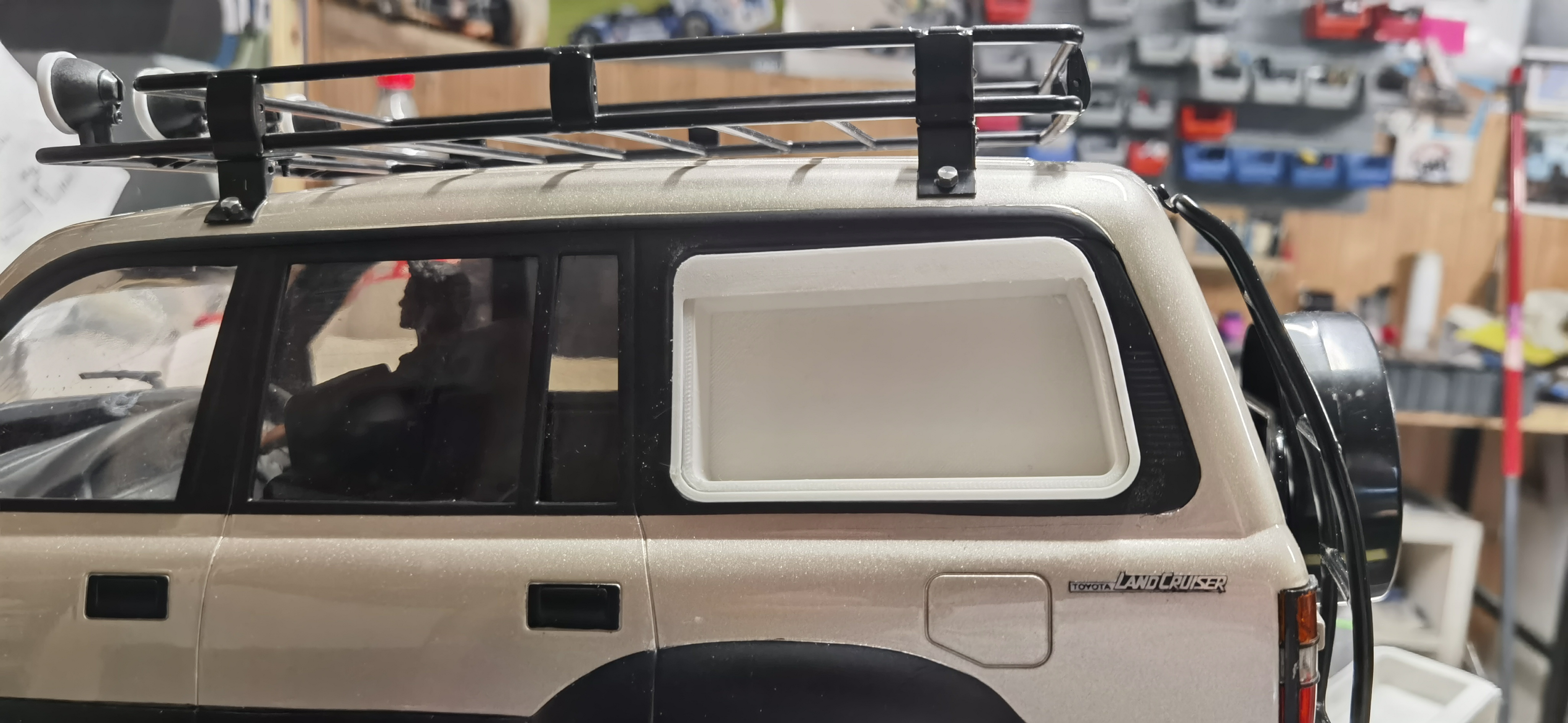 STL file Rear Window Storage Box Toyota LC80 🪟 ・Model to download and ...