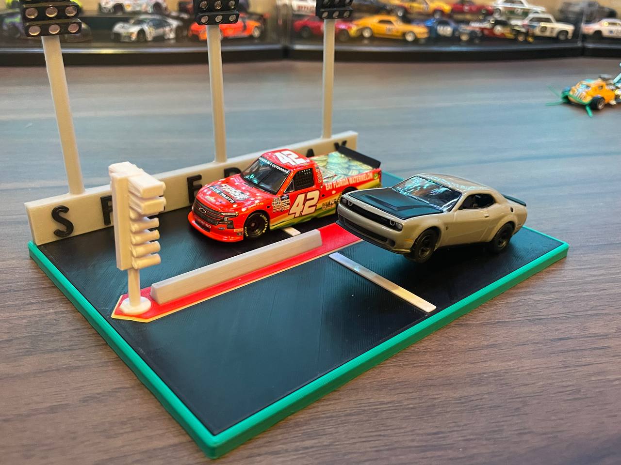 🚗 Dual 1/64 Drag Strip Display・Free STL File for ・Cults