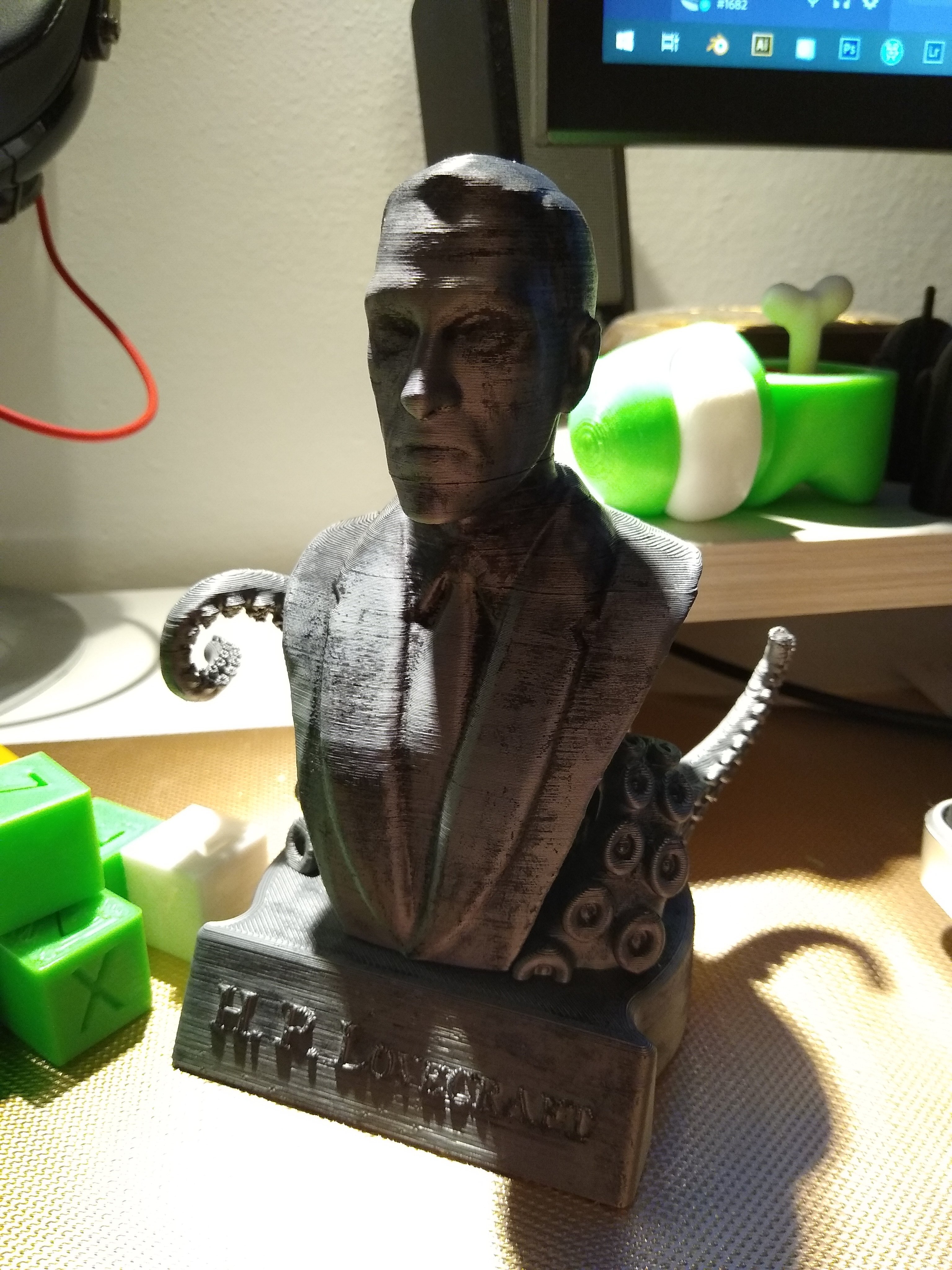 3D printing Lovecraft bust with stand (remix)・Cults
