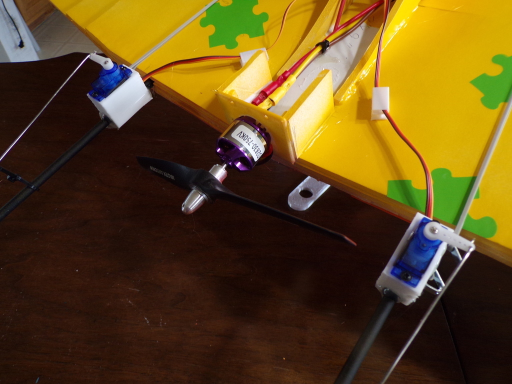 3D file Servo Mount on 6mm Carbon Tubes - 9g Servos 👽 ・Template to ...