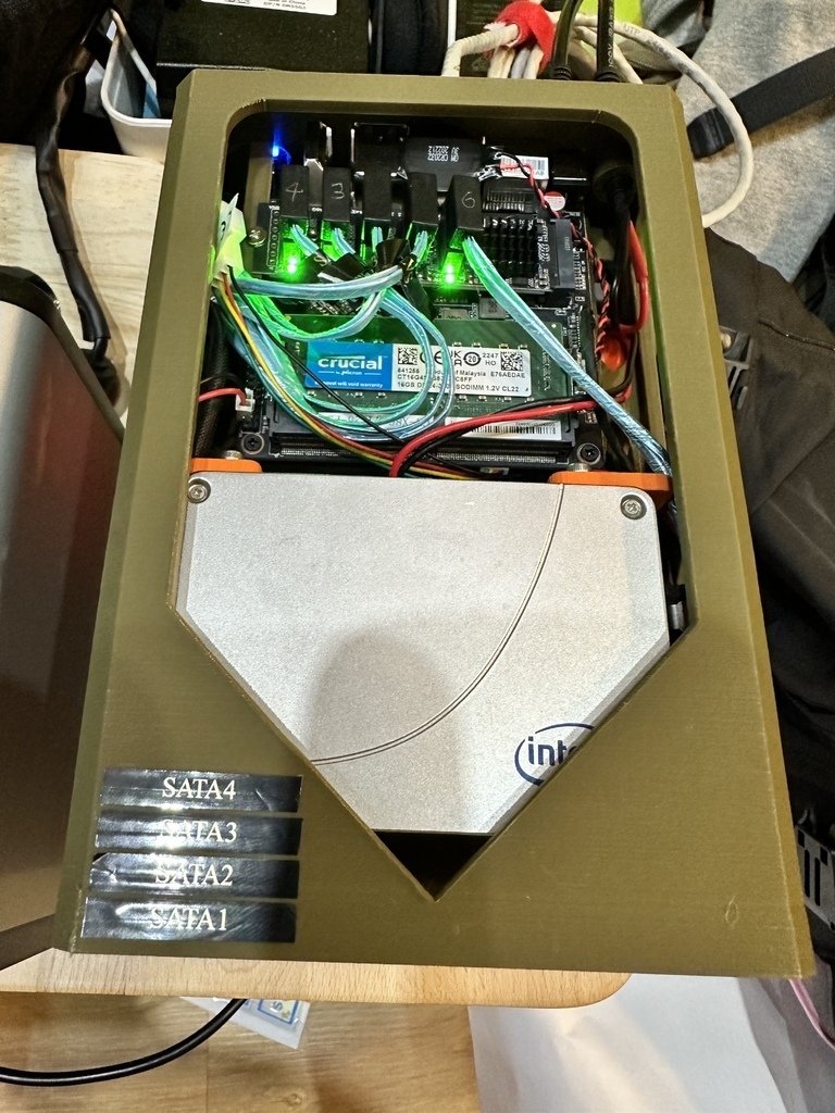 Archivo STL gratis QNAS SATA SSD caché marco de montaje 💻 ・Modelo para ...