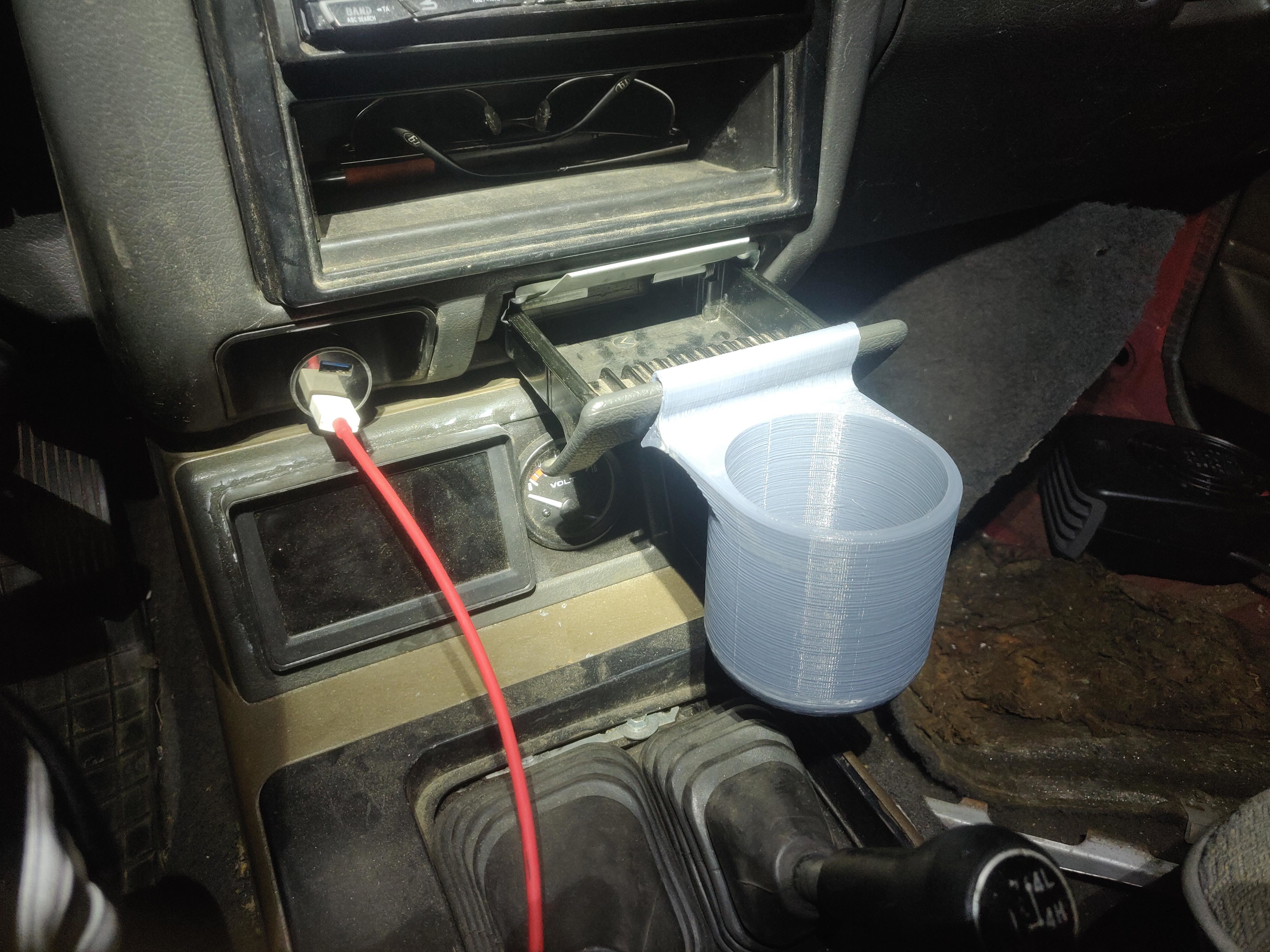 STL file Mitsubishi L200 clip-on ashtray cup holder (Triton / Strada ...