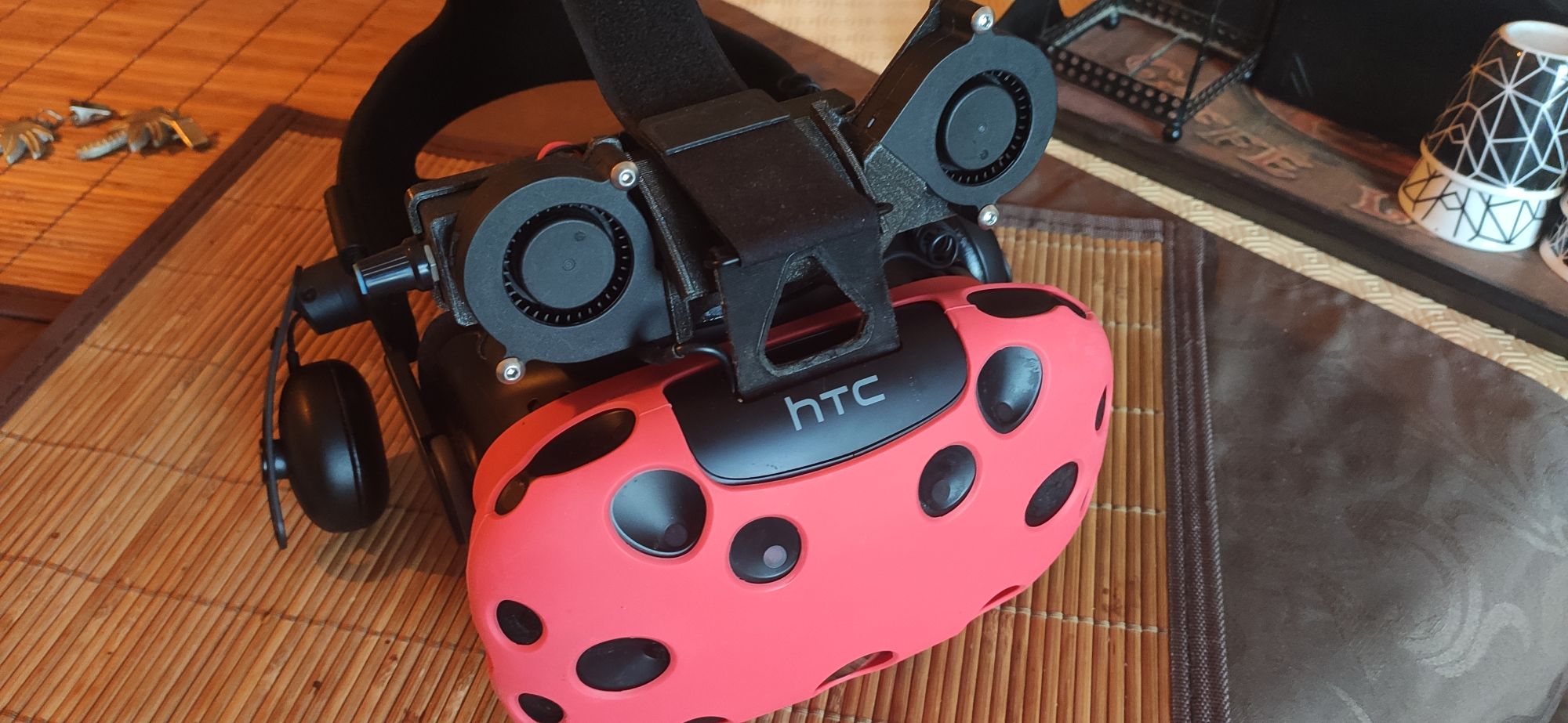 STL file HTC Vive Fan Stand 📱 ・Model to download and 3D print・Cults