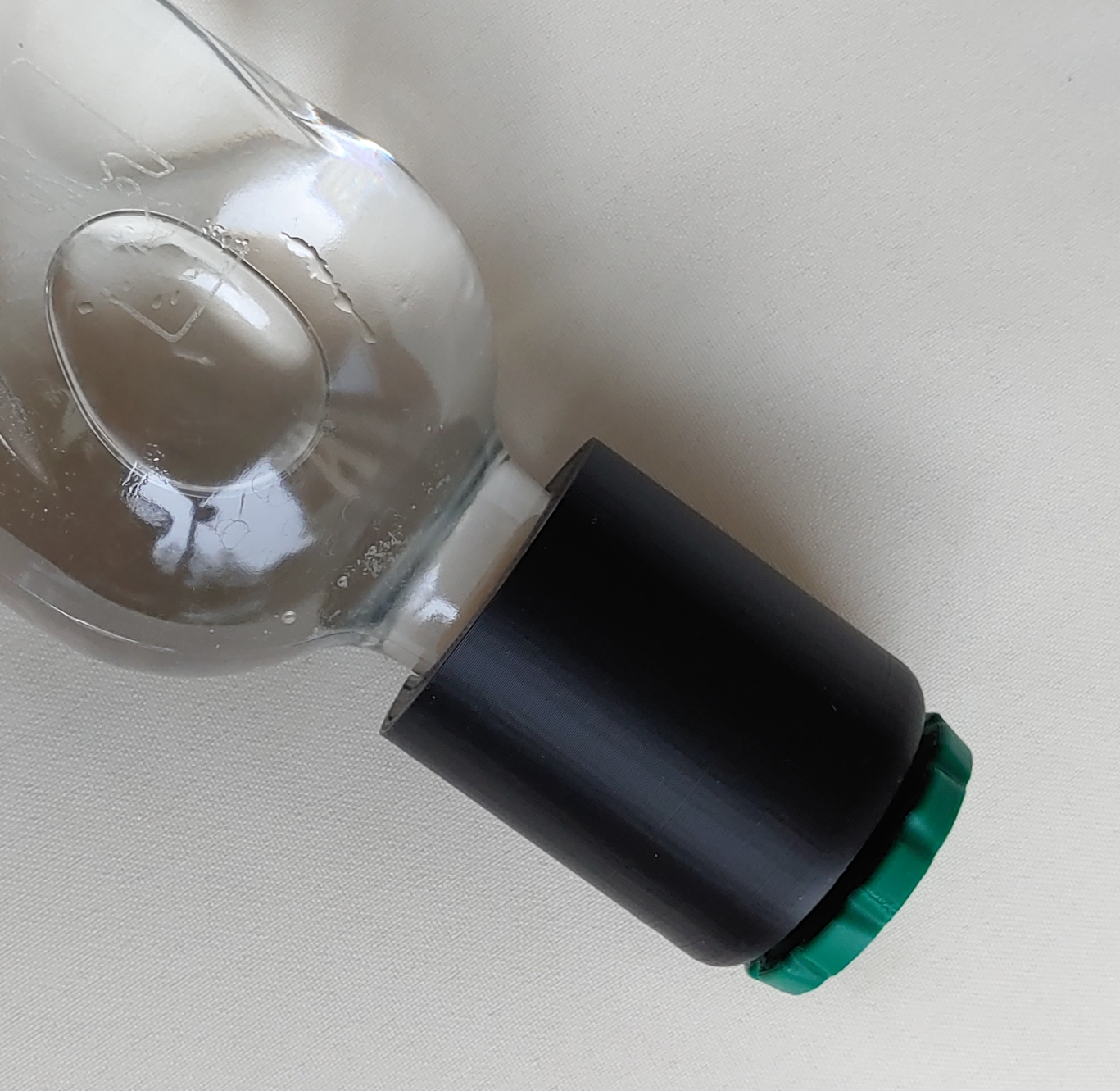 Free STL file Flaska Glass bottle Closer (twisted water/structured ...