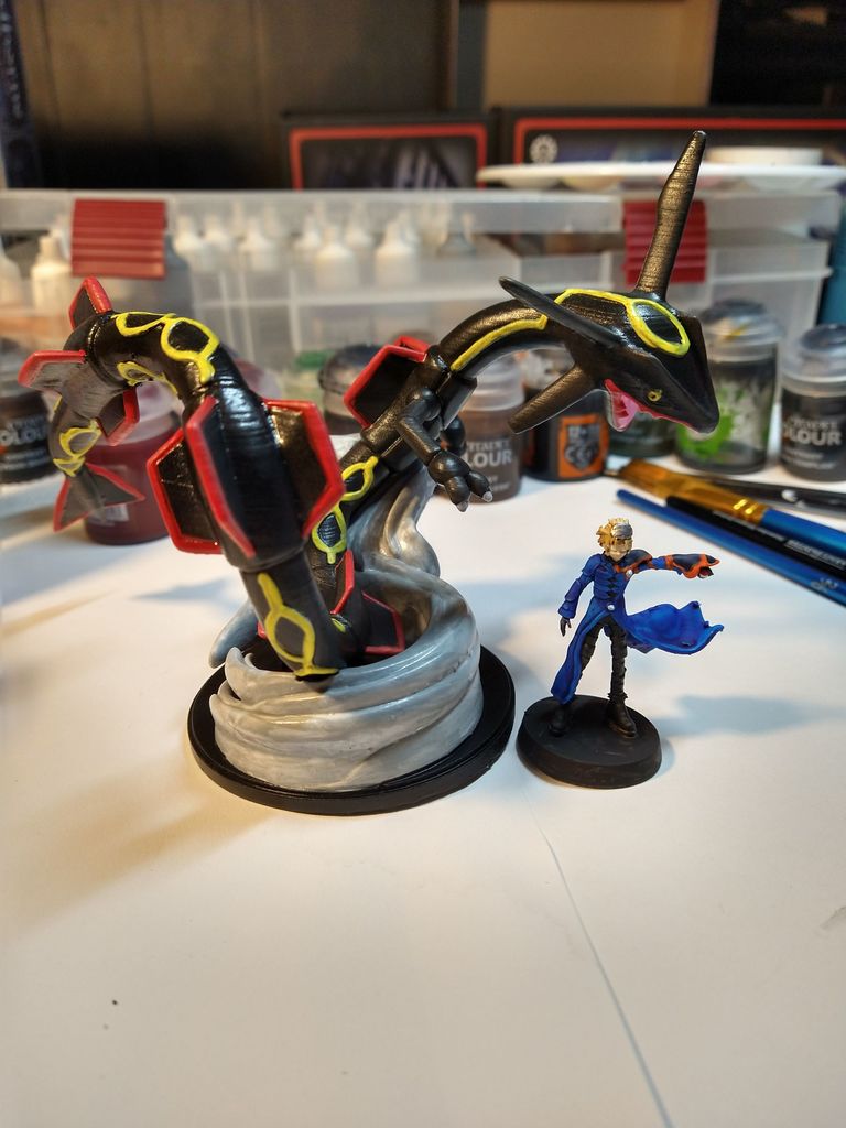 免费 STL 文件 Rayquaza (Pokemon 35mm Scale Series) with slot-in base 🐉 ・可下载 ...