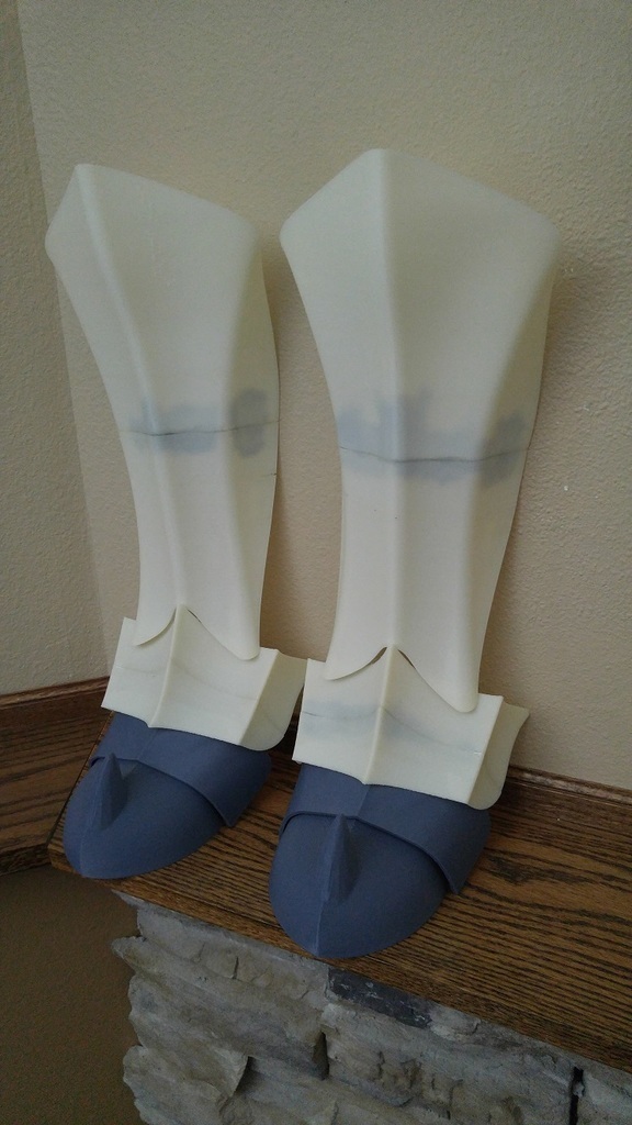 🦵 Leg armor with horn on toe.・Free STL File for ・Cults