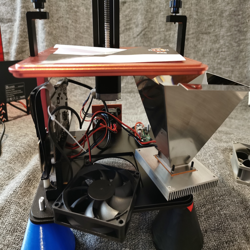 Бесплатный 3D файл Elegoo Mars Quieter Fan Mod - более высокие ножки и ...