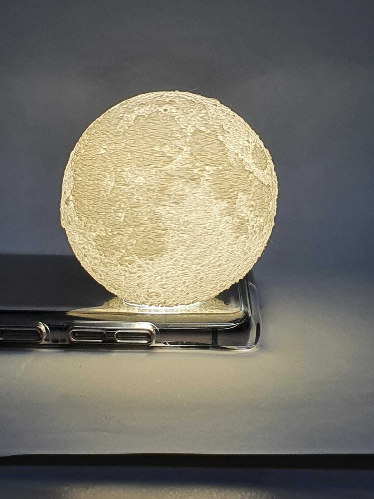 STL file Moon lamp (Lithophane) 🌙 ・3D print design to download・Cults
