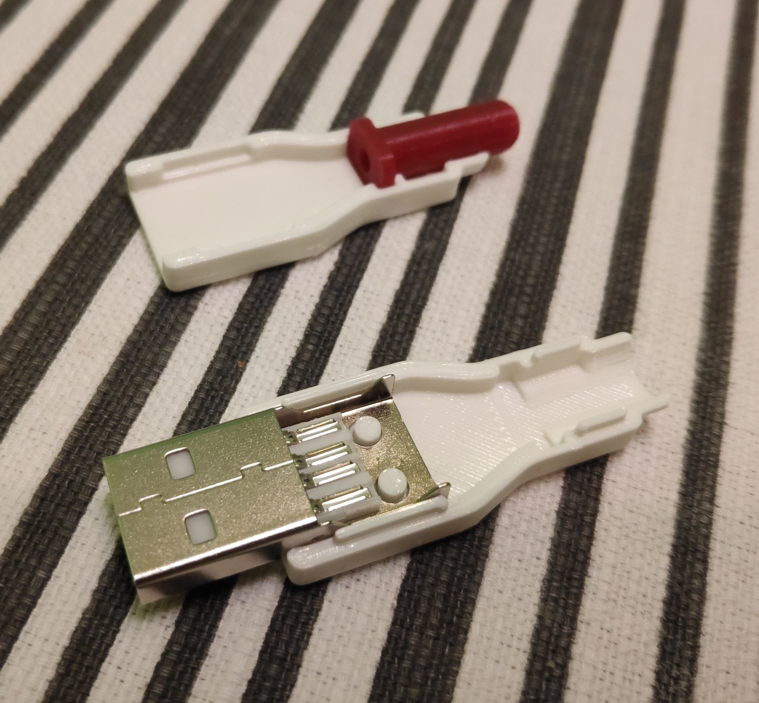 💾 Universal USB A-Type male plug housing for thick and thin cables・ STL ...