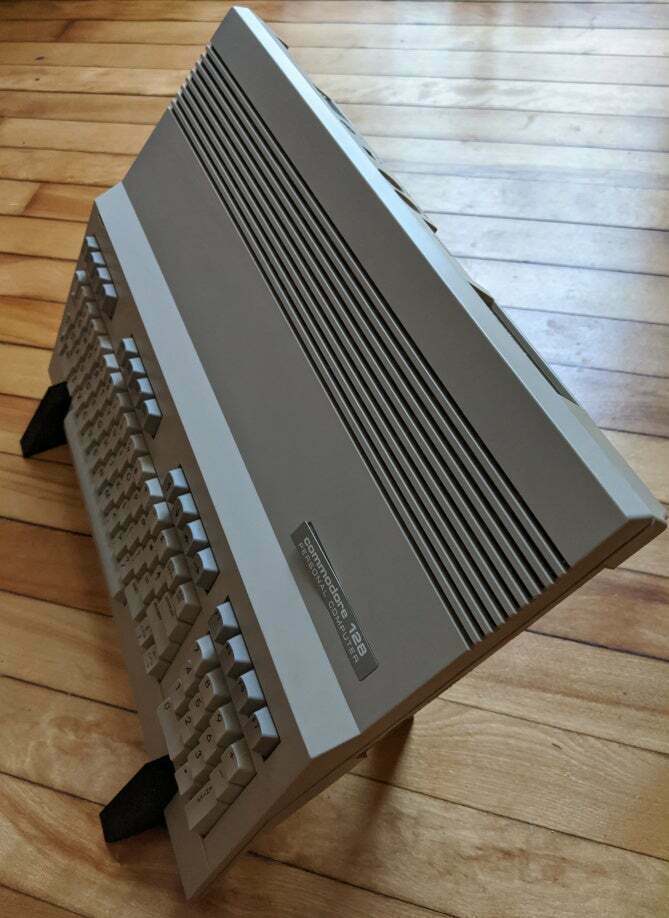 🎮 Commodore 128 Display Stand・Free STL File for ・Cults