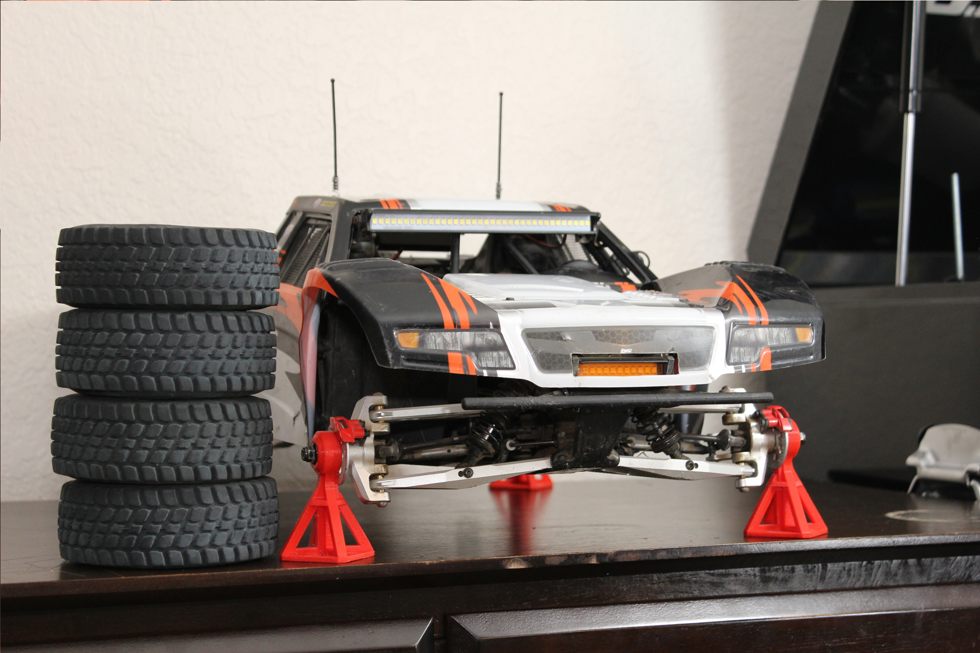 STL file 1/10 RC Hub Jack Stand 🚚・3D print model to download・Cults