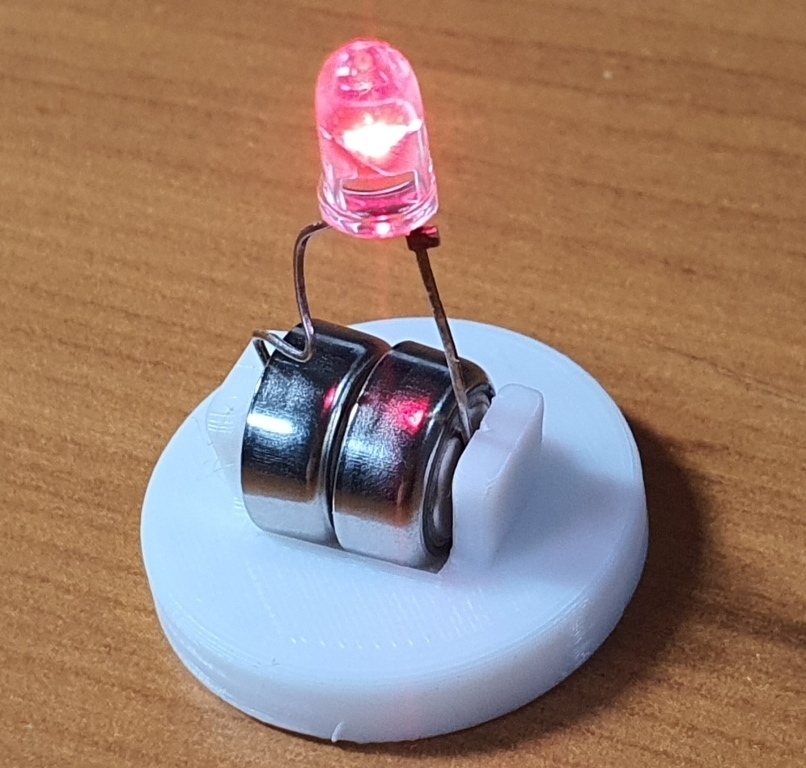 Free STL file 5mm LED Stand with LR44 Cell 🔦 ・3D print model to ...