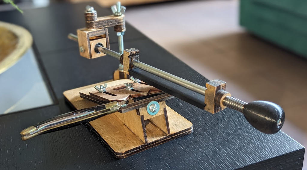 Free 3D file (v2) laser cut knife and scissors sharpener 🔪 ・3D printer ...