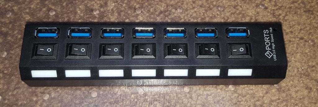 Archivo STL gratis 7 port usb hub holder 💾 ・Plan para descargar y ...