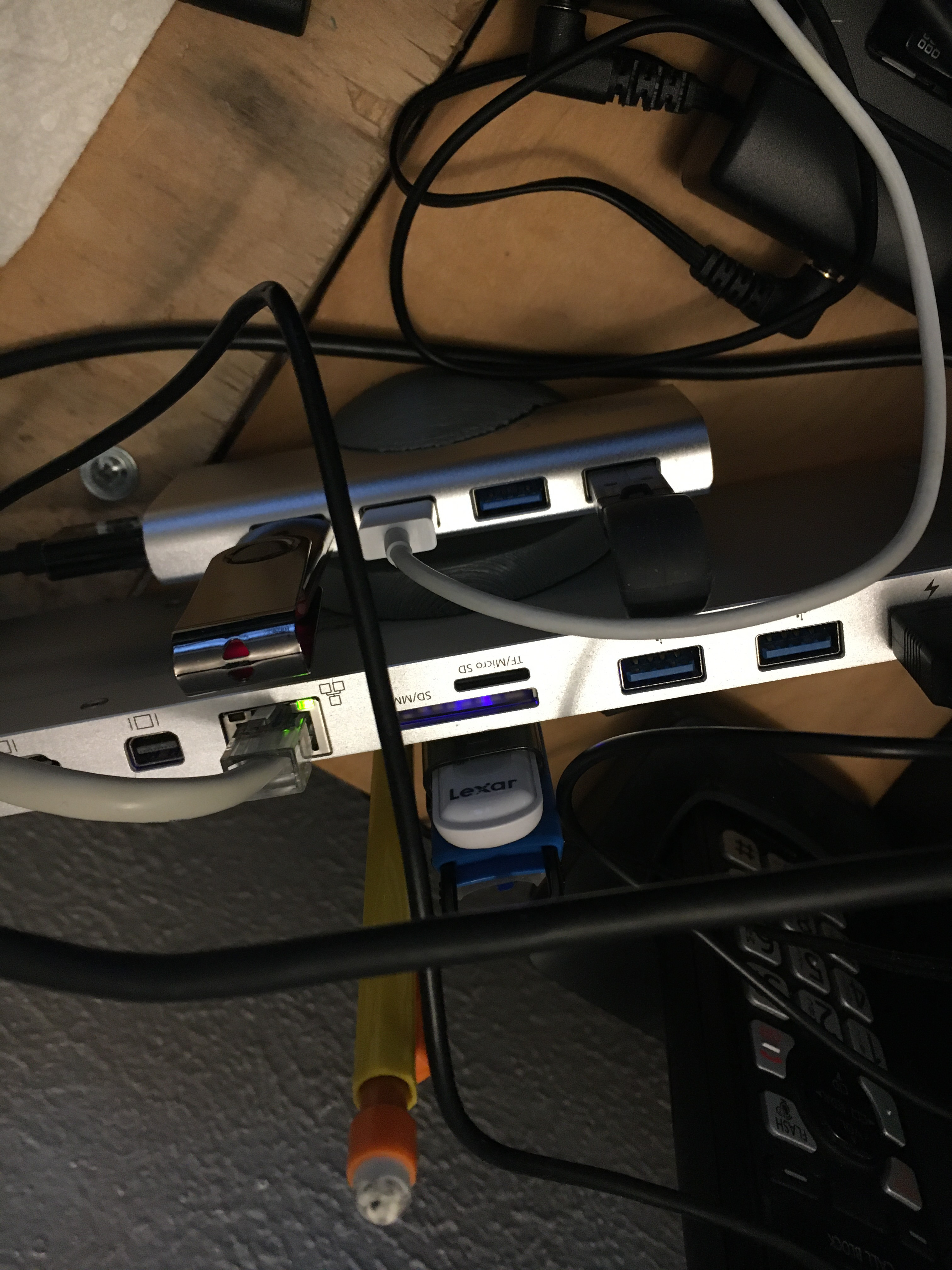 3D-Datei Stand for IOGEAR docking station and belkin USB hub 🚉・3D ...